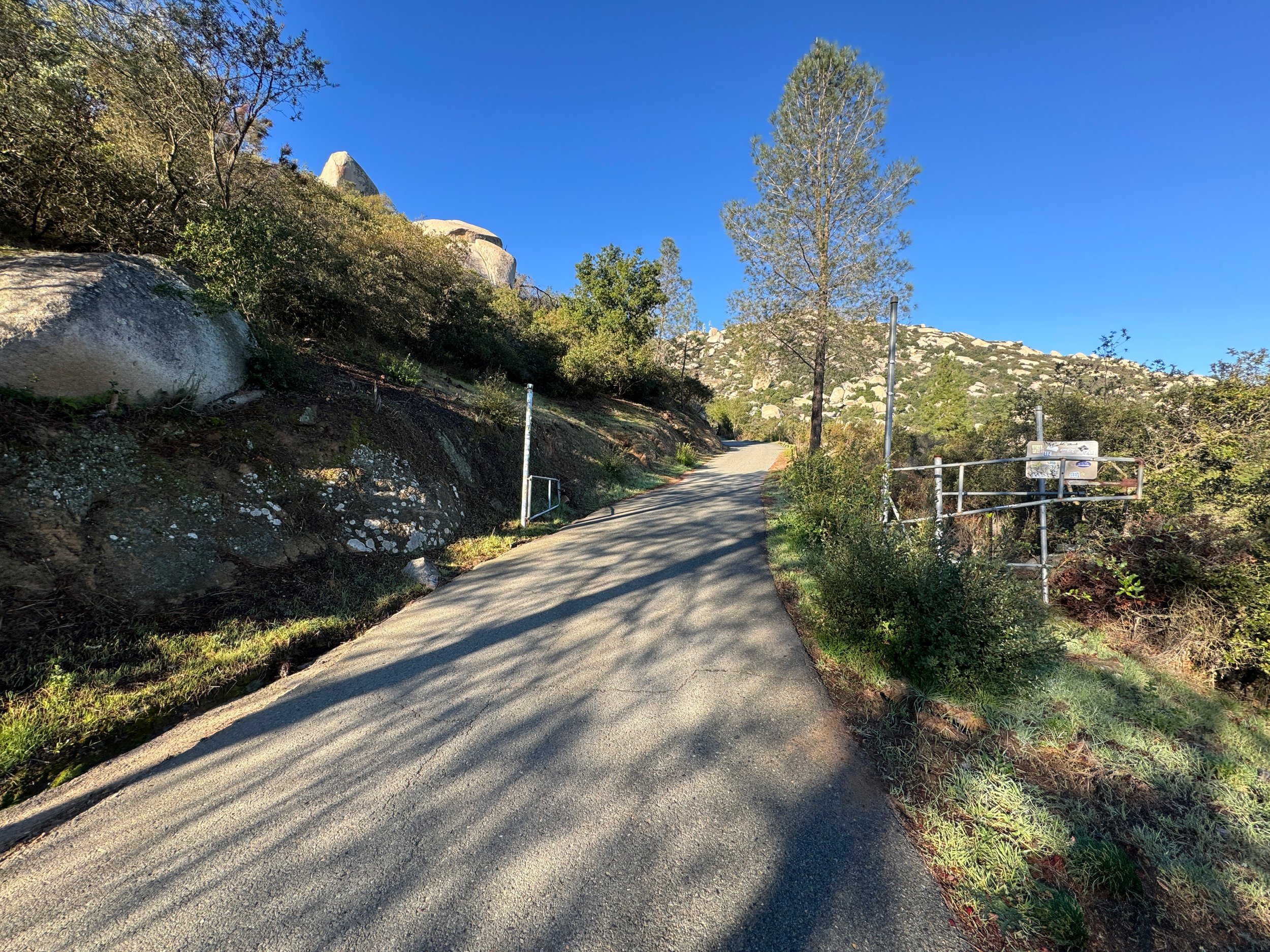 Hiking the Potato Chip Rock Trail (Mt. Woodson) via Highway 67 in San ...