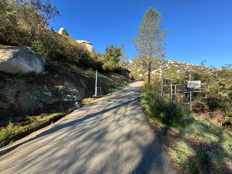 Hiking the Potato Chip Rock Trail (Mt. Woodson) via Highway 67 in San ...