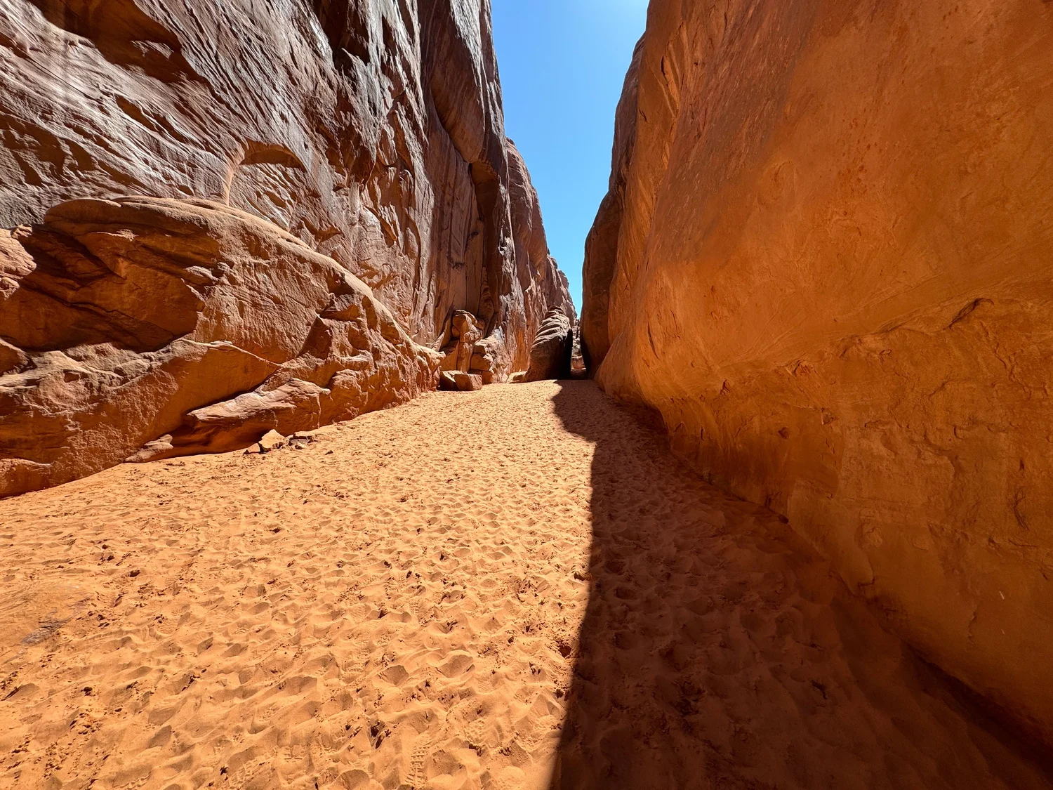 Hiking the Sand Dune Arch Trail in Arches National Park — noahawaii
