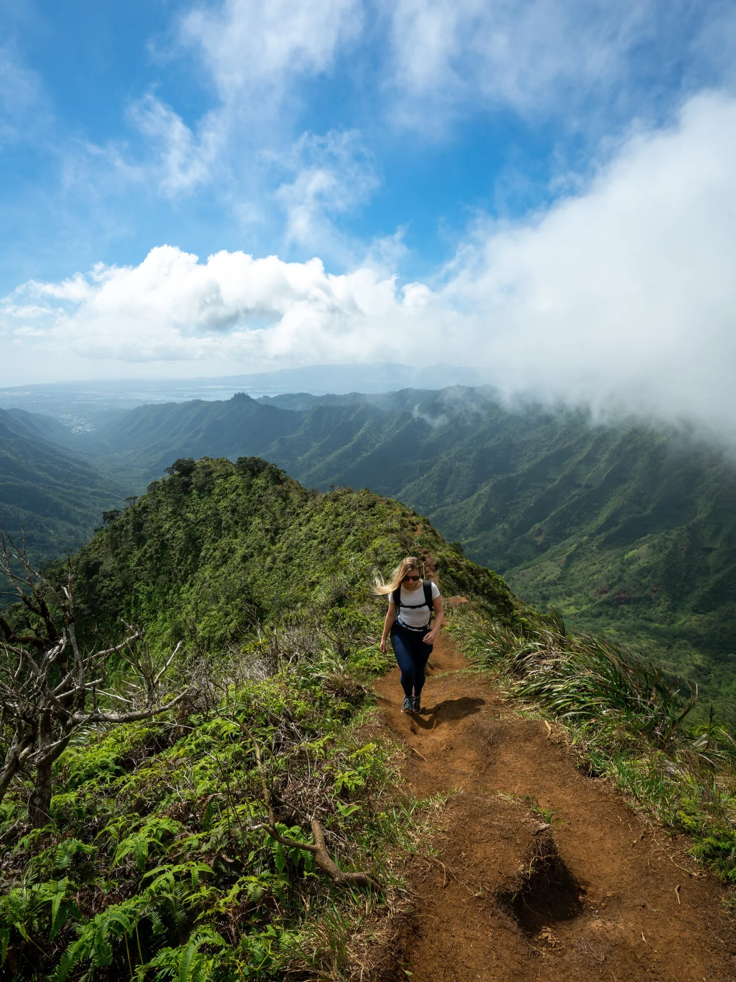 Hiking the Stairway to Heaven (Haʻikū Stairs) Trail on Oʻahu, Hawaiʻi ...