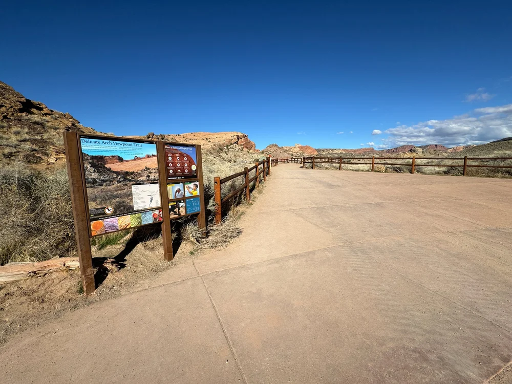 Hiking the Delicate Arch Viewpoint Trail in Arches National Park ...