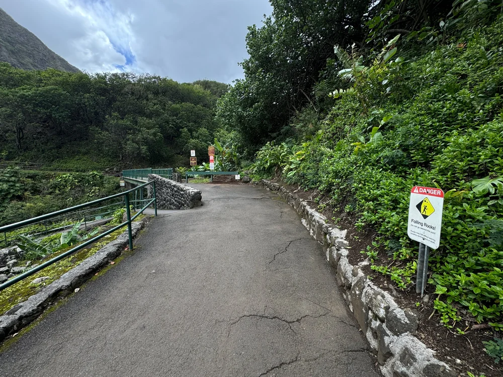 Hiking the ʻĪao Valley Tableland Trail ('Secret' Trail) on Maui ...