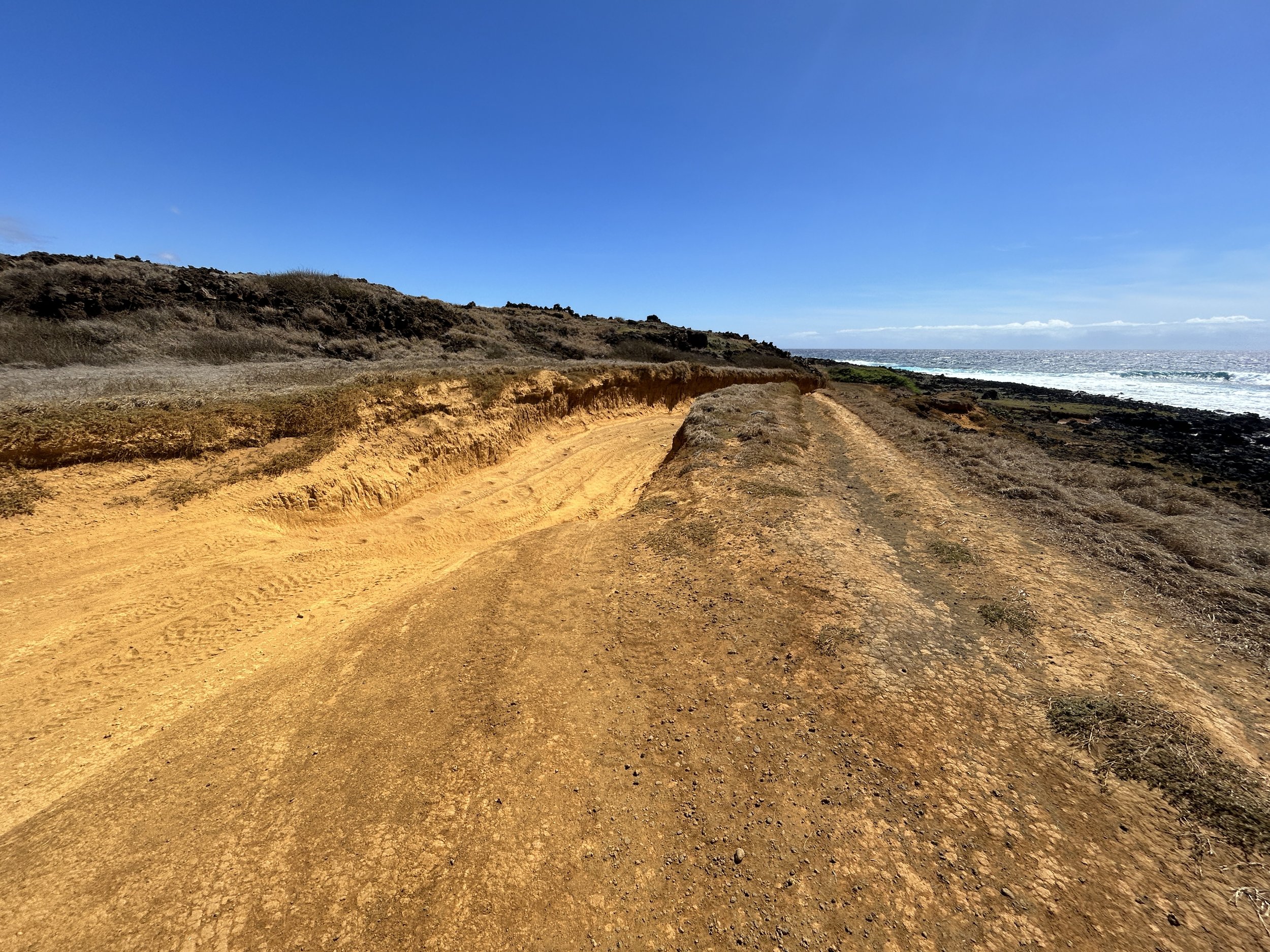 Hiking the Papakōlea Green Sand Beach Trail on the Big Island of ...