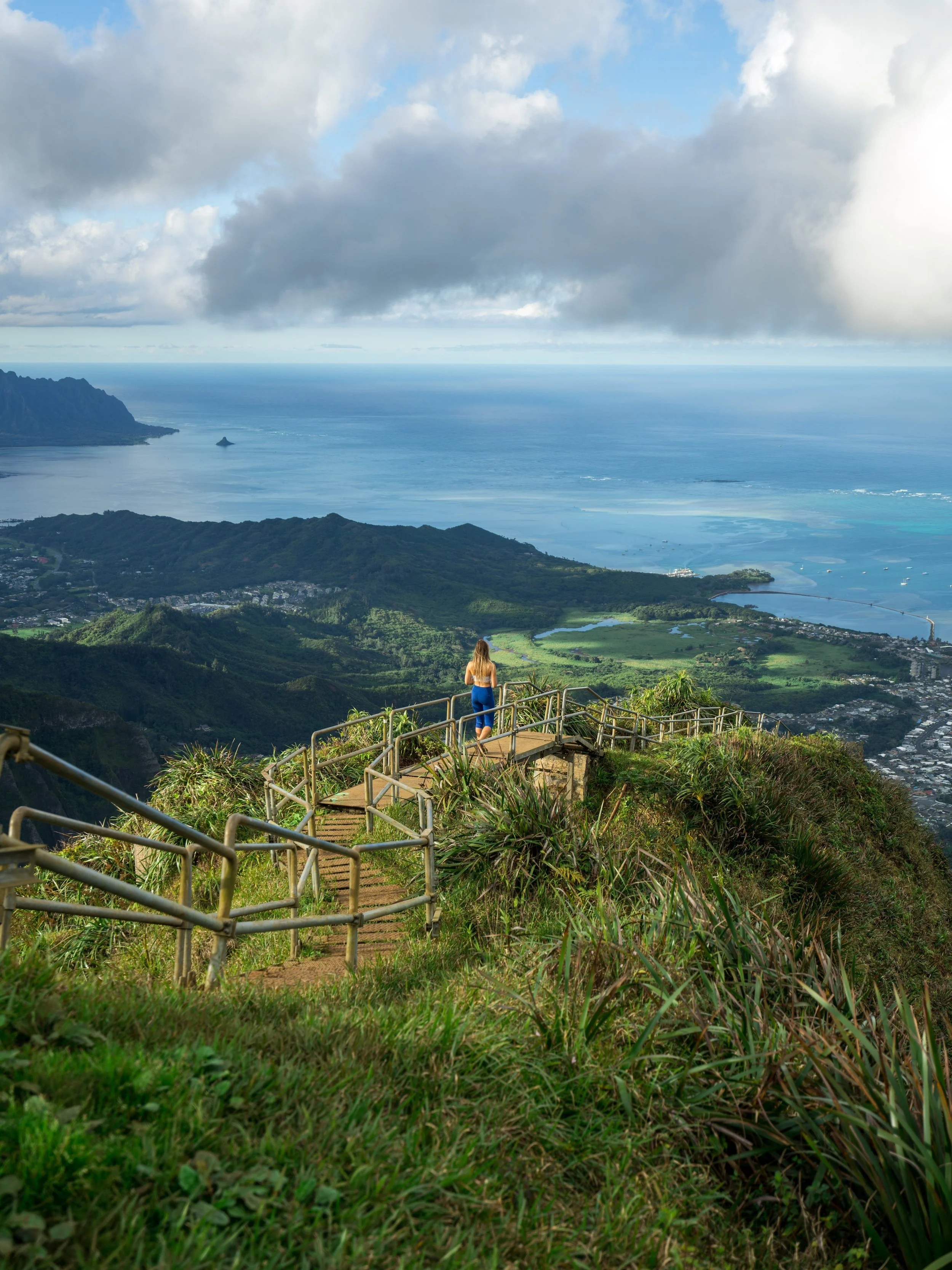 Hiking the Stairway to Heaven (Haʻikū Stairs) Trail on Oʻahu, Hawaiʻi ...