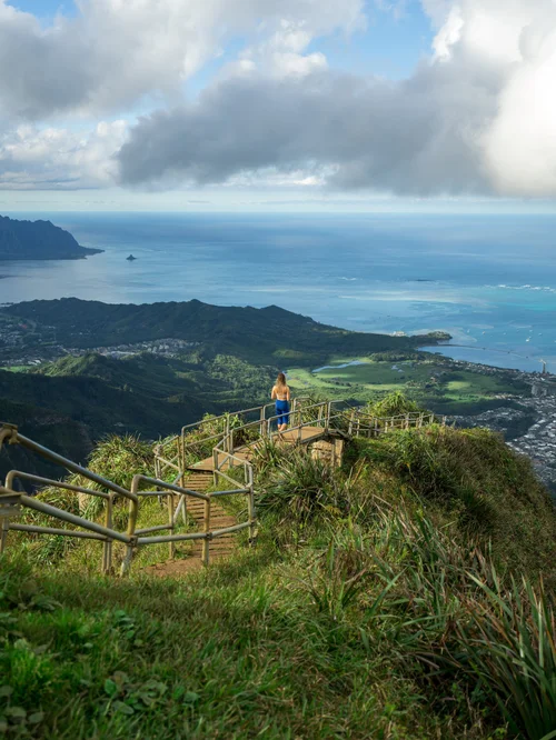 Hiking the Stairway to Heaven (Haʻikū Stairs) Trail on Oʻahu, Hawaiʻi ...