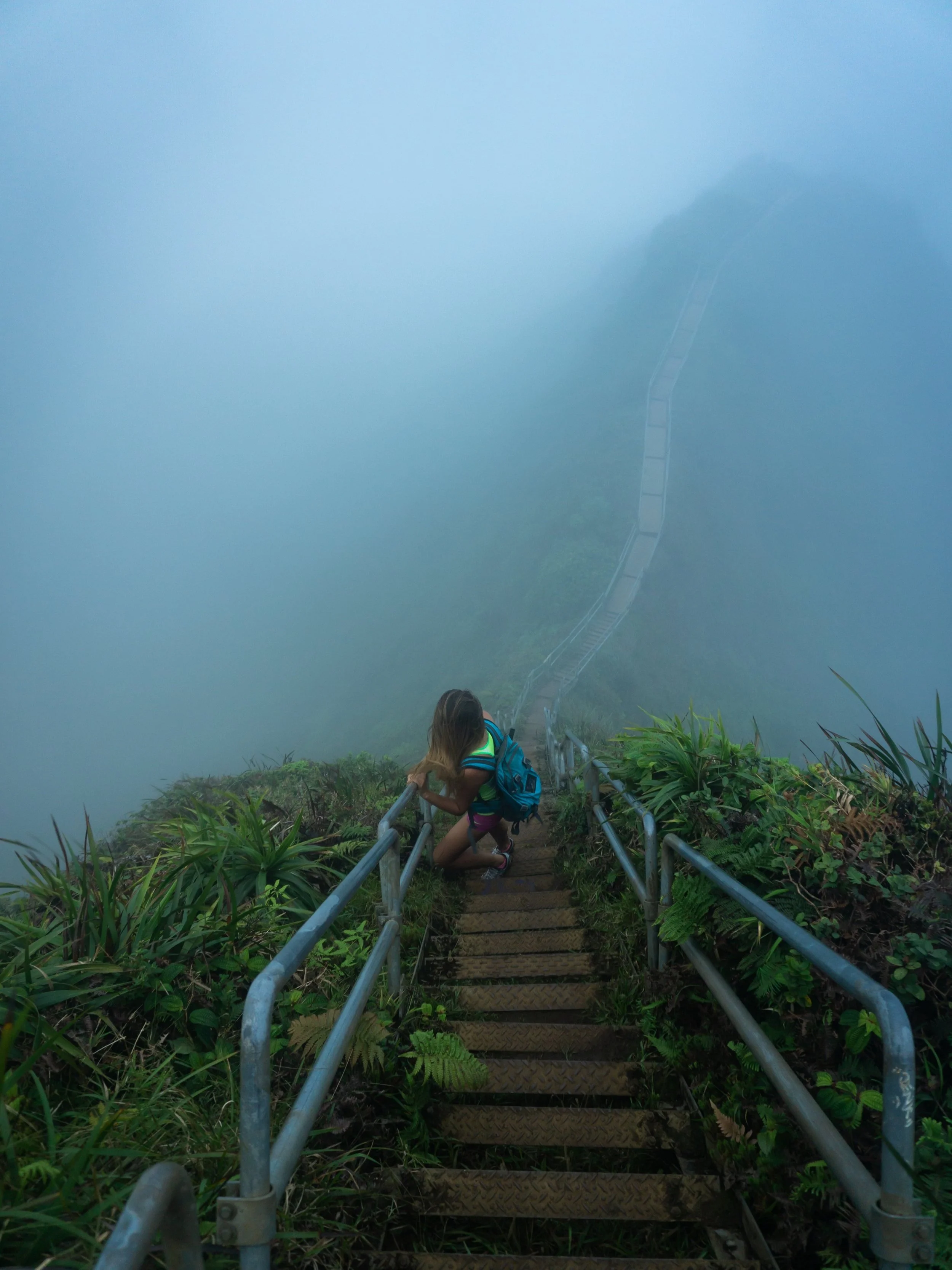 Hiking the Stairway to Heaven (Haʻikū Stairs) Trail on Oʻahu, Hawaiʻi ...