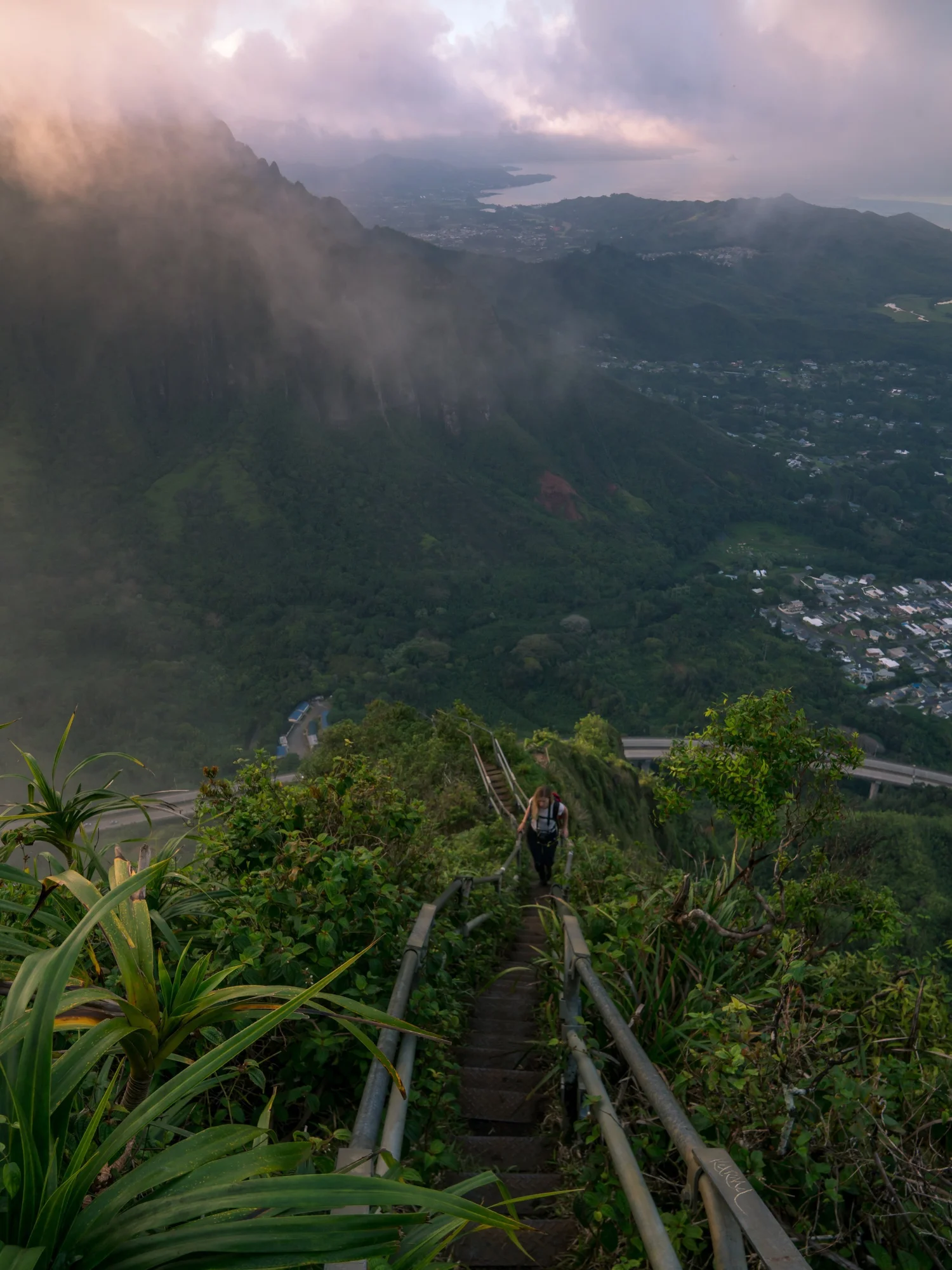 Hiking the Stairway to Heaven (Haʻikū Stairs) Trail on Oʻahu, Hawaiʻi ...