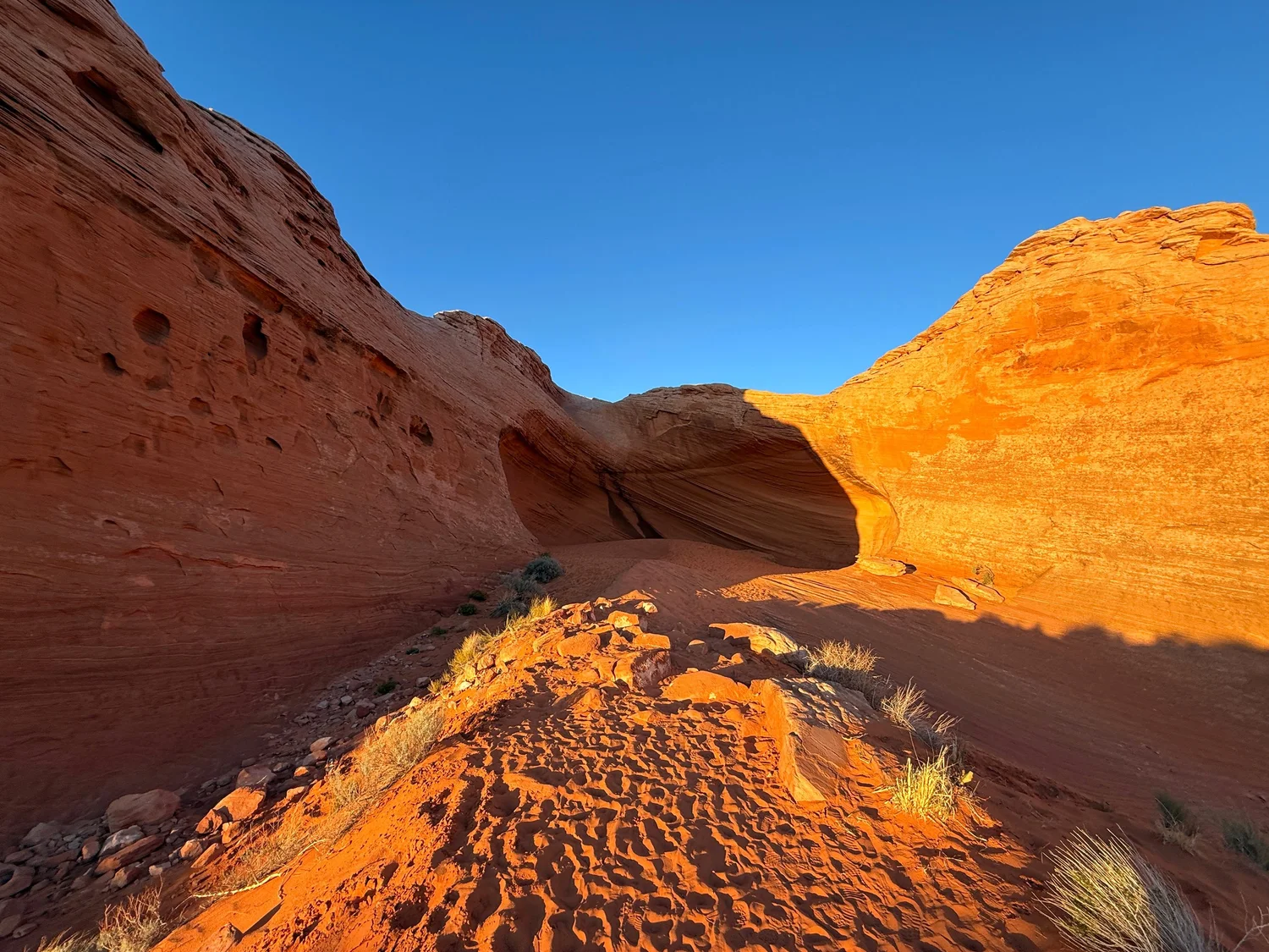 Hiking the Big Lake Sand Cave Trail (Shell Gas Station Cave) in Page ...