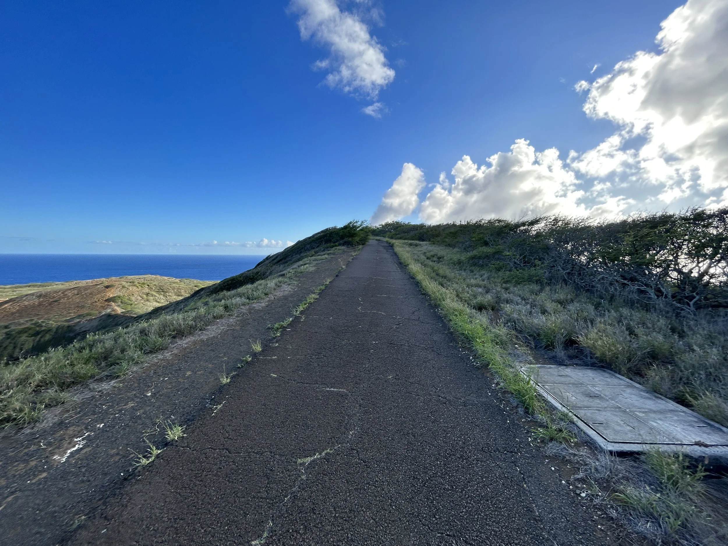 Hiking the Hanauma Bay Rock Bridge Trail on Oʻahu, Hawaiʻi — noahawaii
