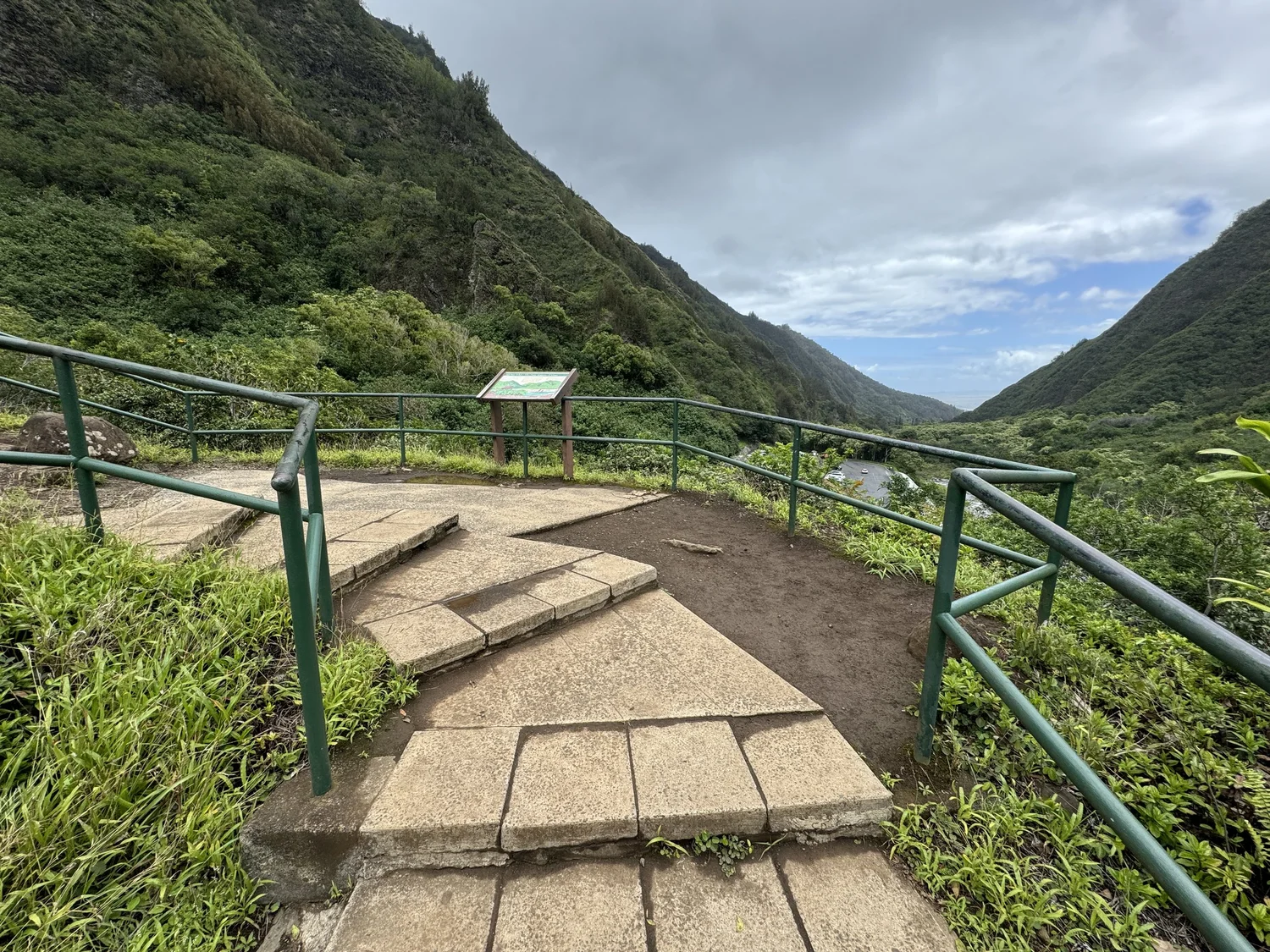 Hiking the ʻĪao Valley Tableland Trail ('Secret' Trail) on Maui ...