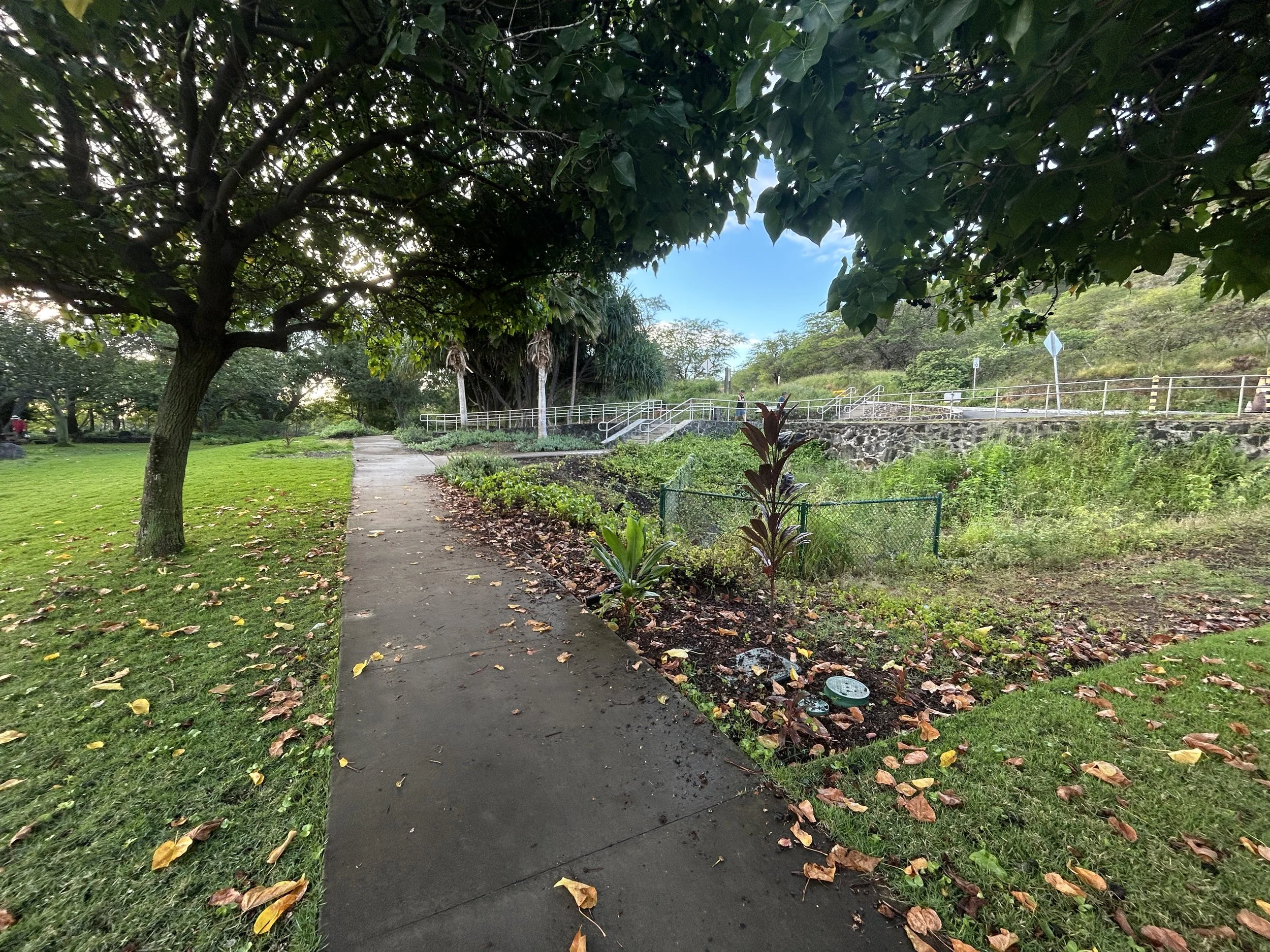 Hiking the Diamond Head Trail (Lēʻahi) in Waikīkī on Oʻahu, Hawaiʻi ...