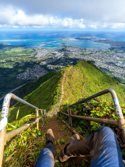 Hiking the Stairway to Heaven (Haʻikū Stairs) Trail on Oʻahu, Hawaiʻi ...