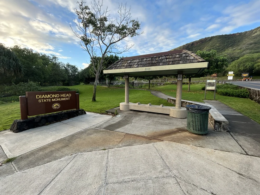 Hiking the Diamond Head Trail (Lēʻahi) in Waikīkī on Oʻahu, Hawaiʻi ...