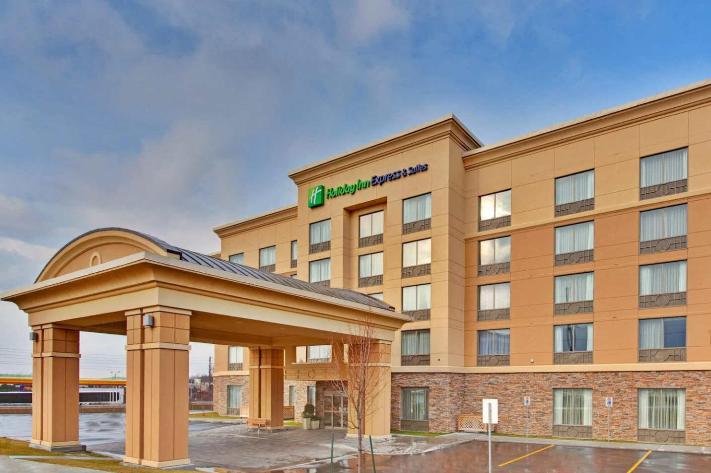 Holiday Inn Express & Suites Kingston Central