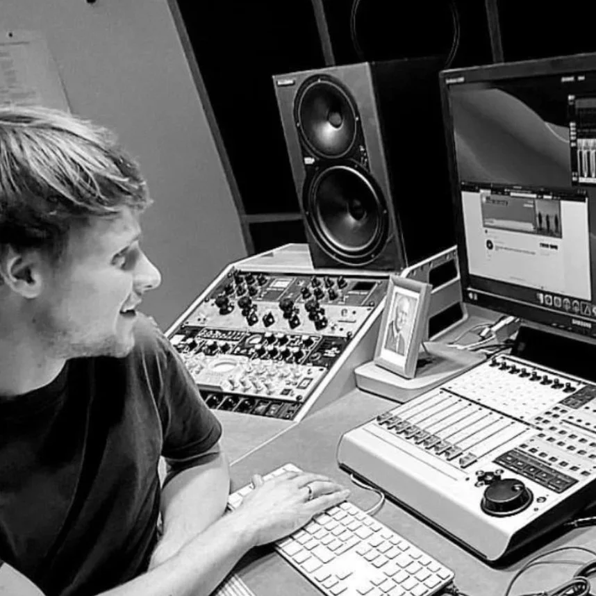 Om — BlipBlop Studio