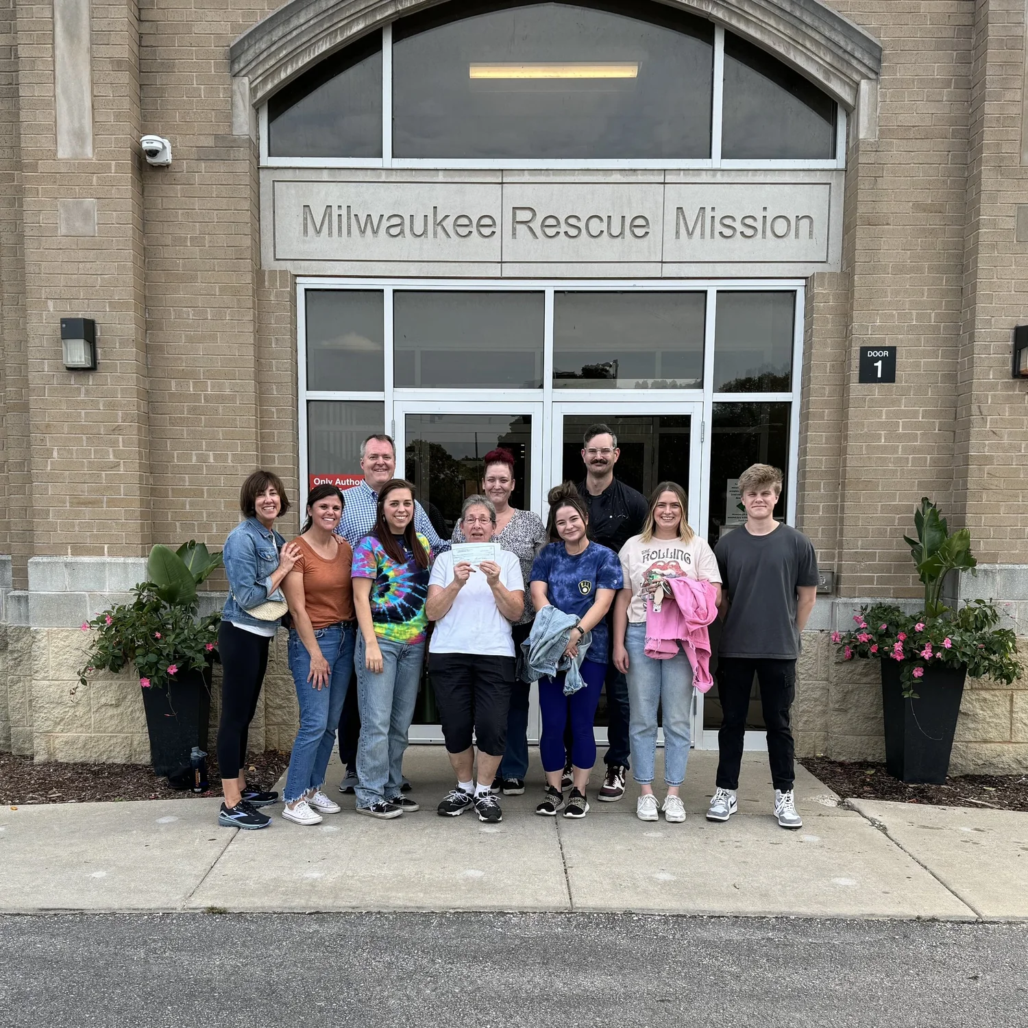 EIS Volunteers at Milwaukee Rescue Mission — Elkay Interior Systems