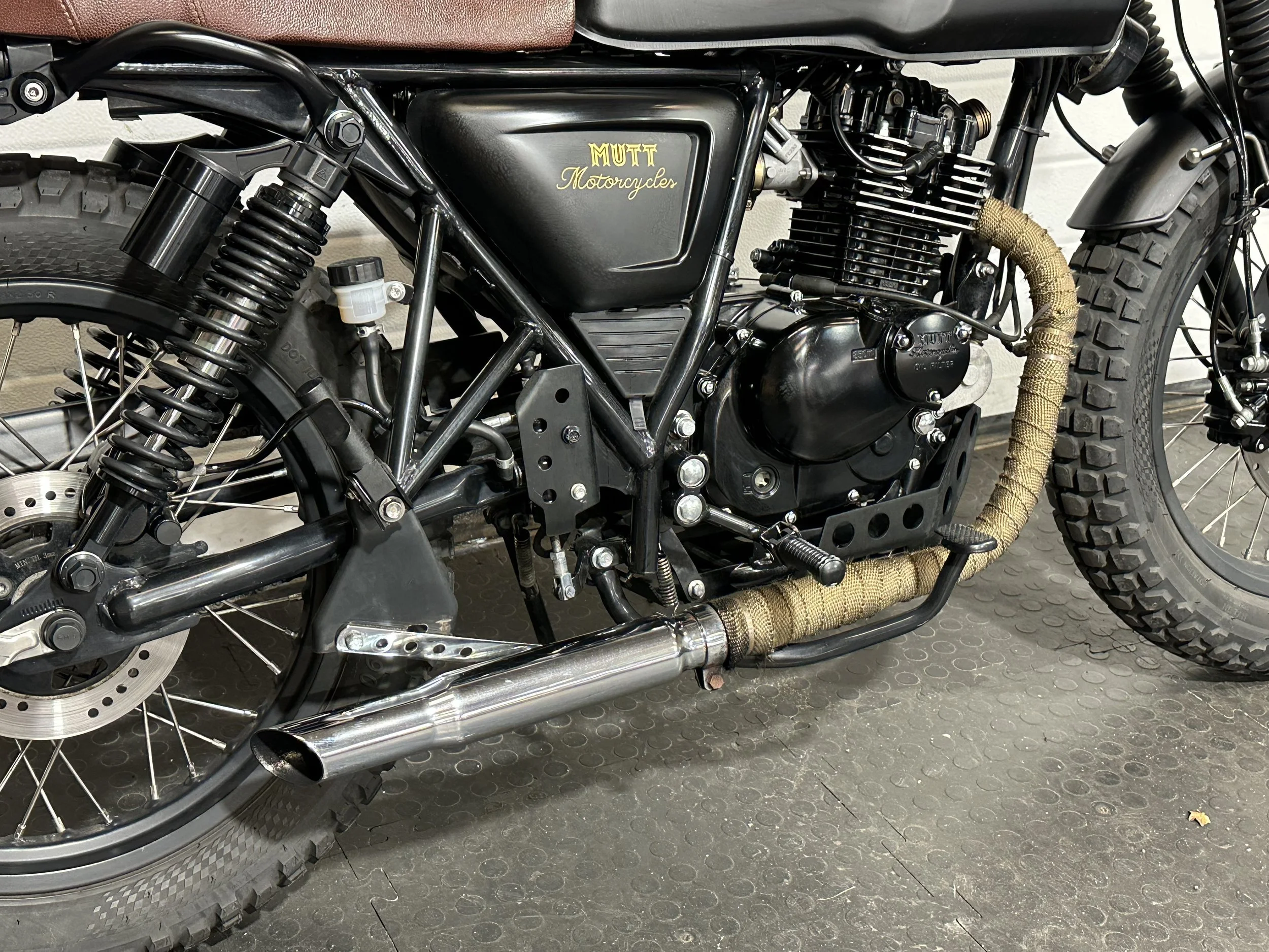 Mutt Akita Black 125 — Sevens & Classics