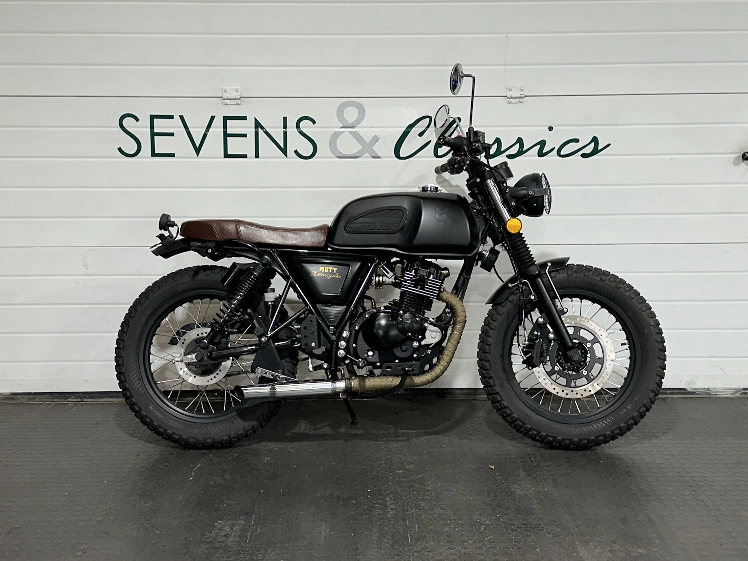 Mutt Akita Black 125 — Sevens & Classics