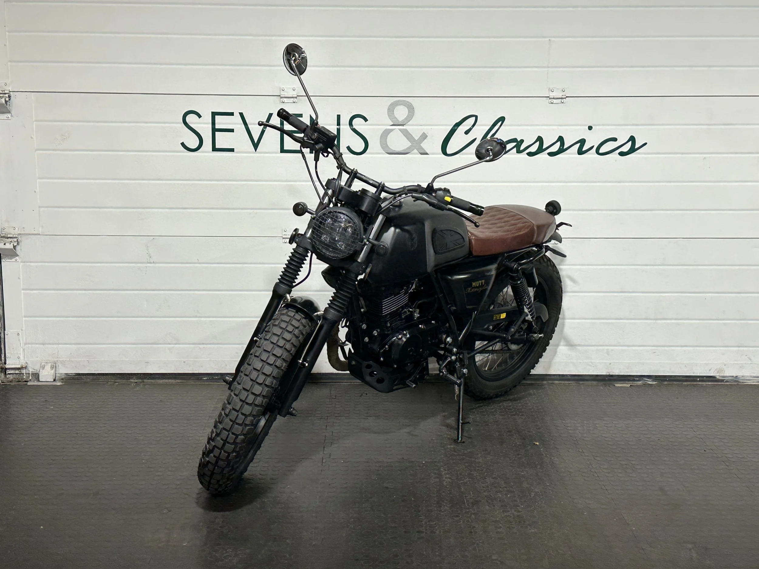 Mutt Akita Black 125 — Sevens & Classics