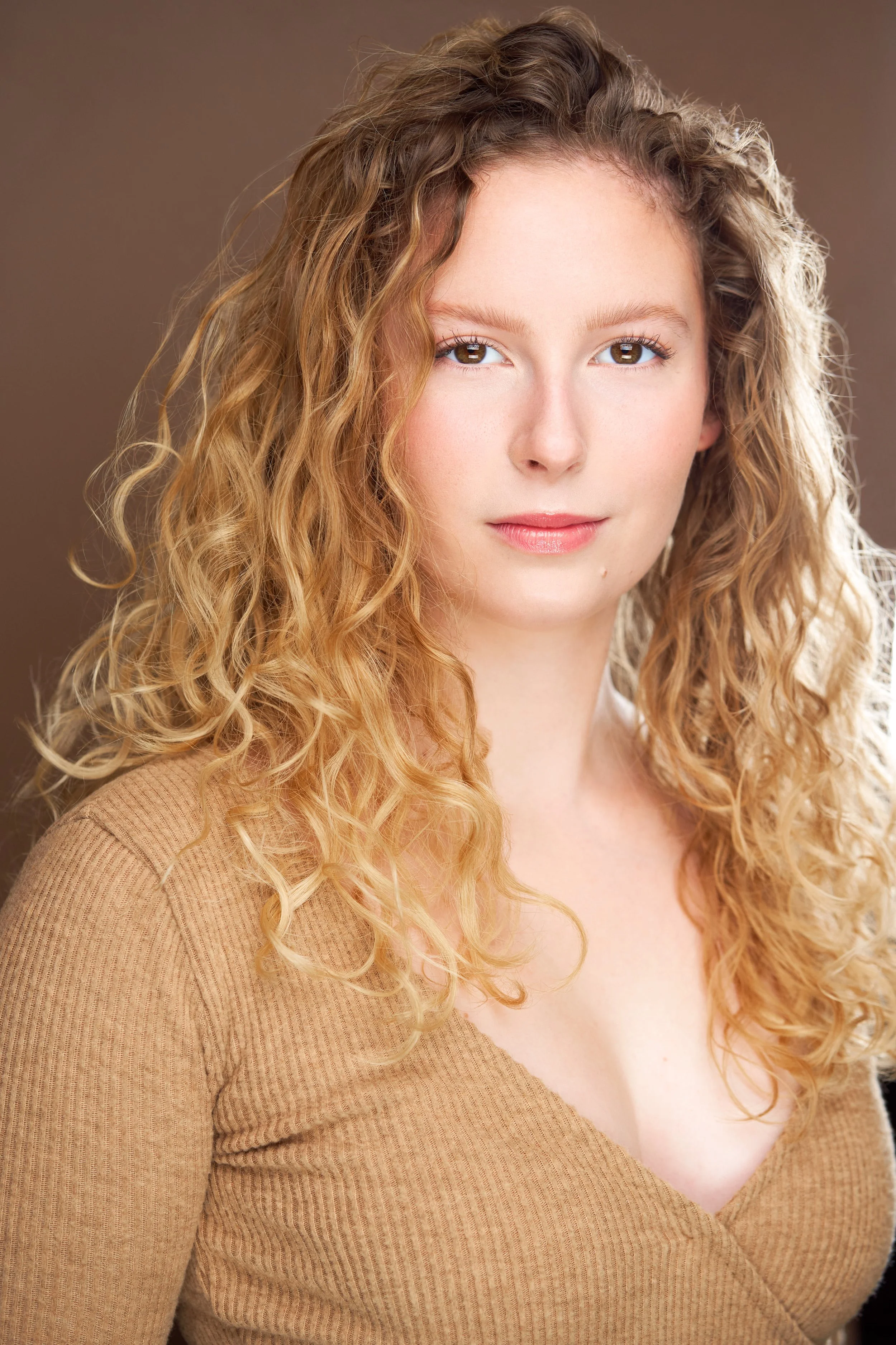 Headshot/Resumé — Miriam Holsbeke