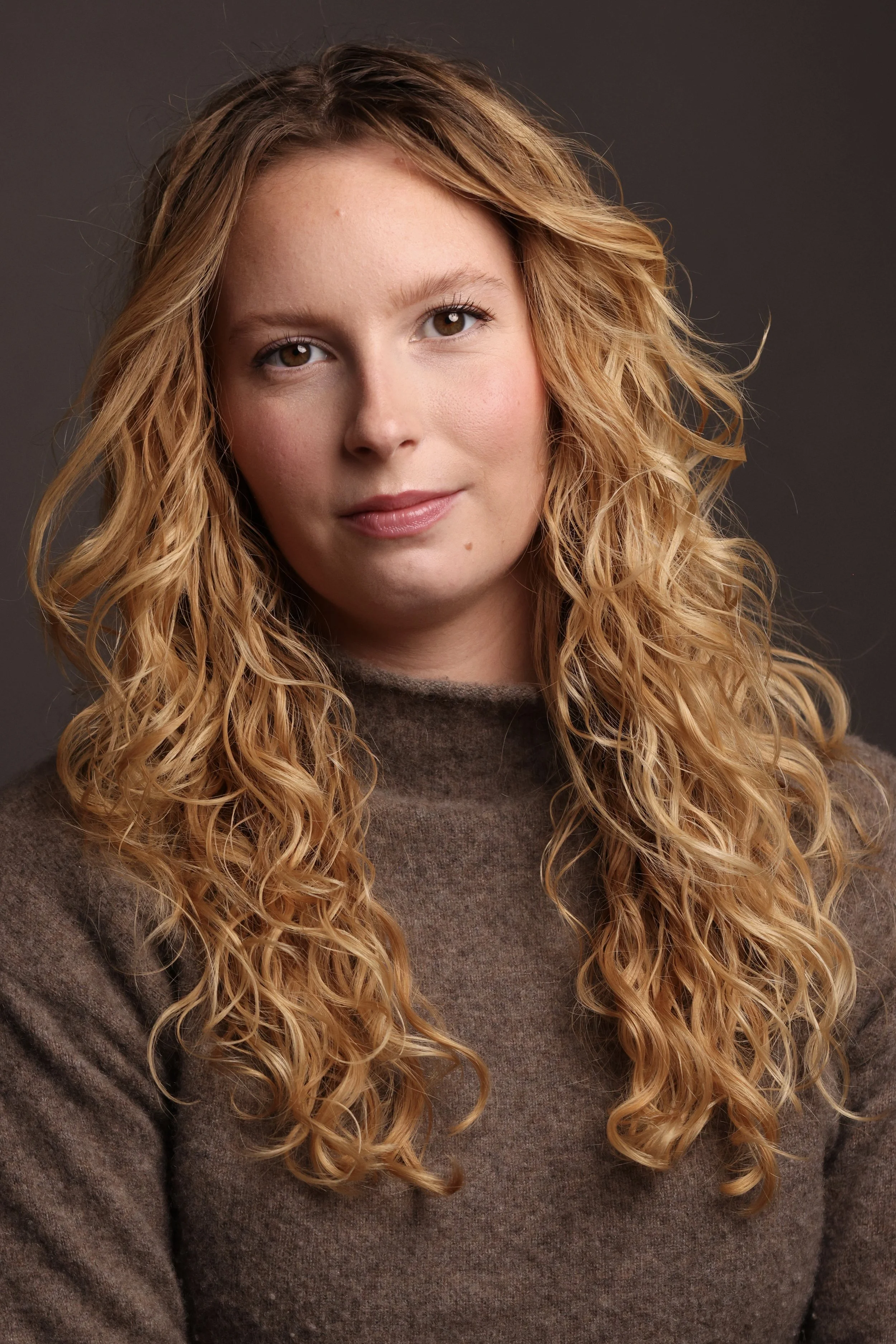 Headshot/Resumé — Miriam Holsbeke