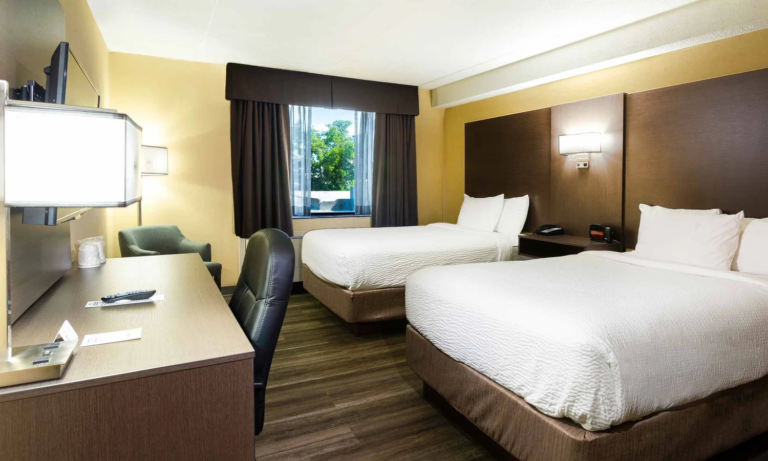 Rooms — Days Inn Niagara Falls Fallsview