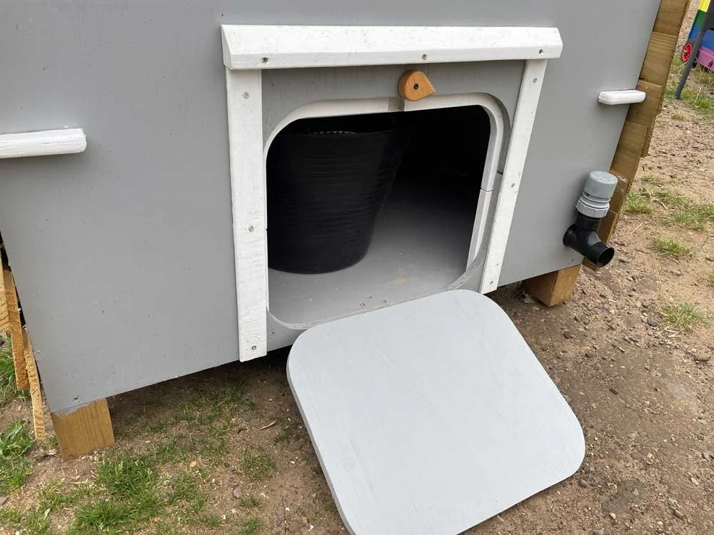 Composting loos and toilets, ideal for gardens, open spaces public ...