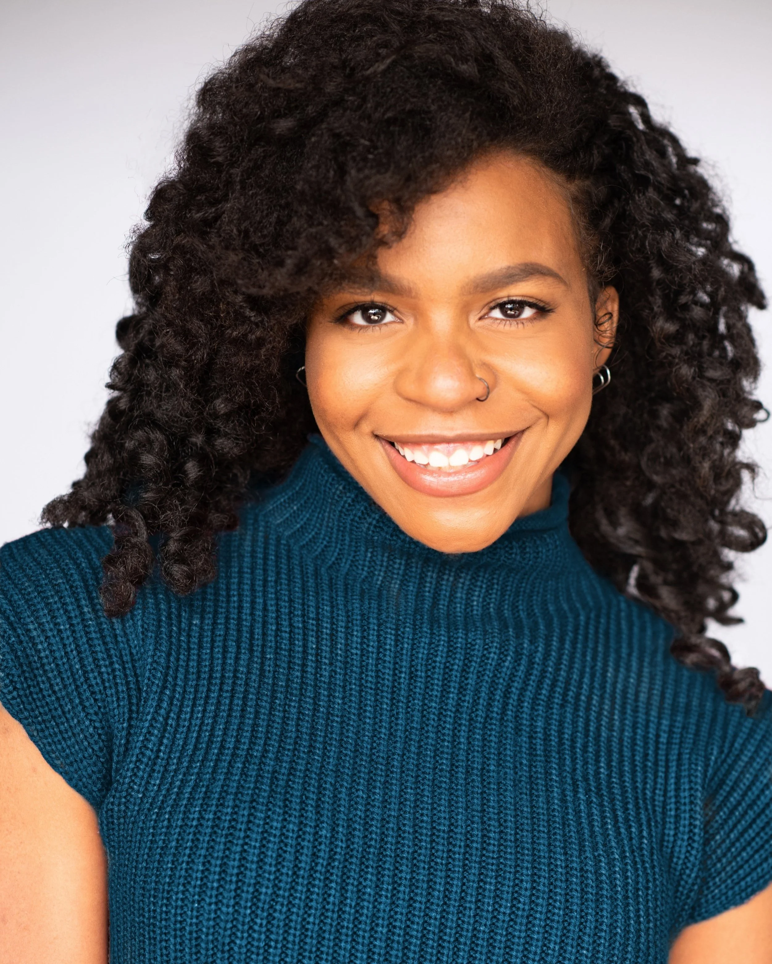 HEADSHOT + RESUME — Arielle Roberts