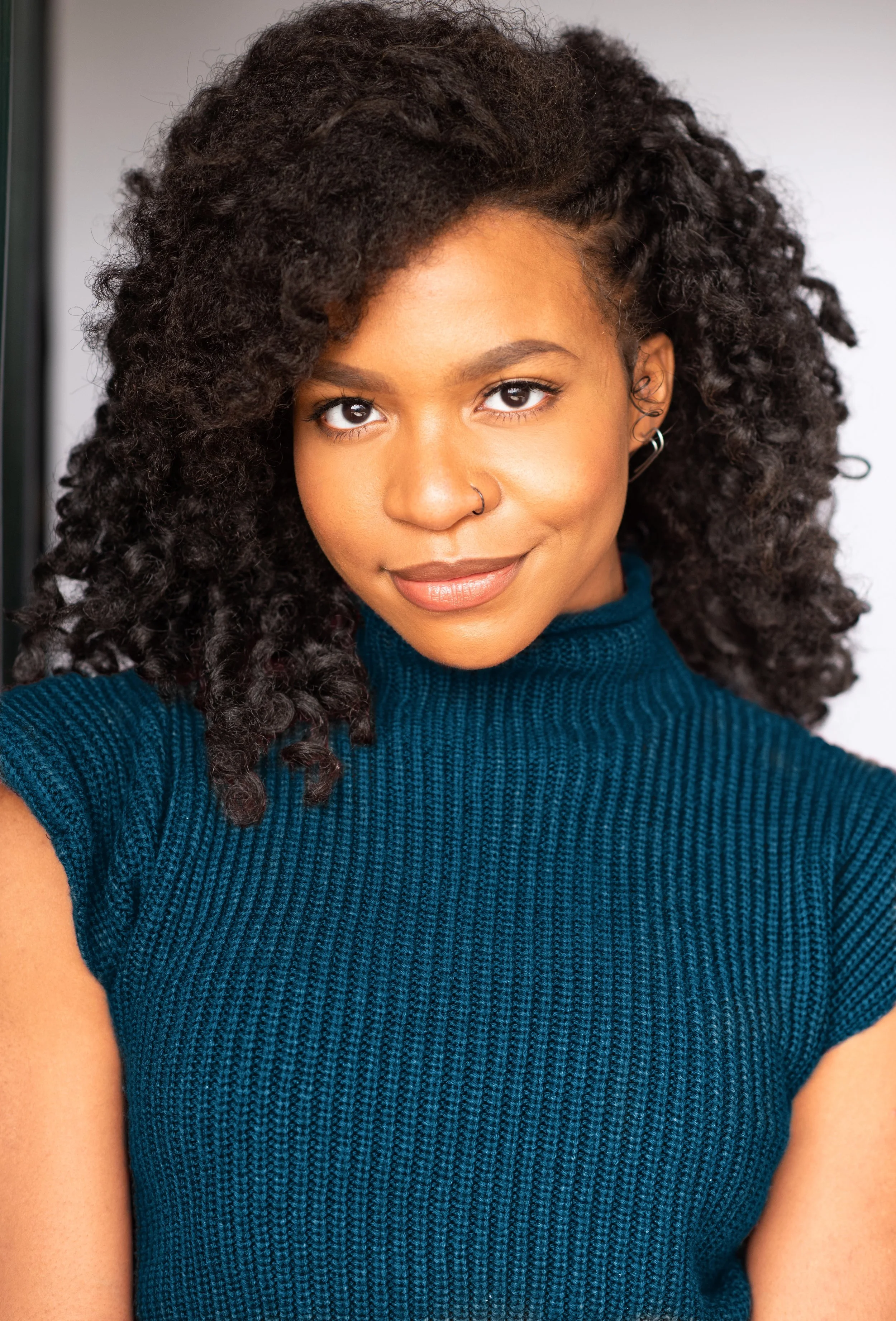 HEADSHOT + RESUME — Arielle Roberts