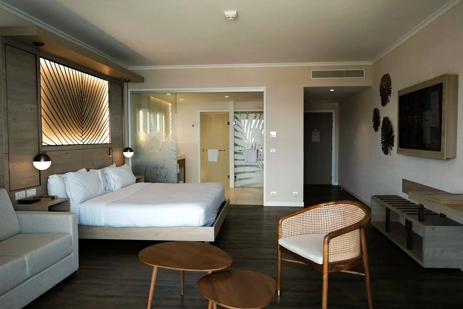 Escape to the Tropical Oasis of Hilton Tahiti: A Must-Read Review