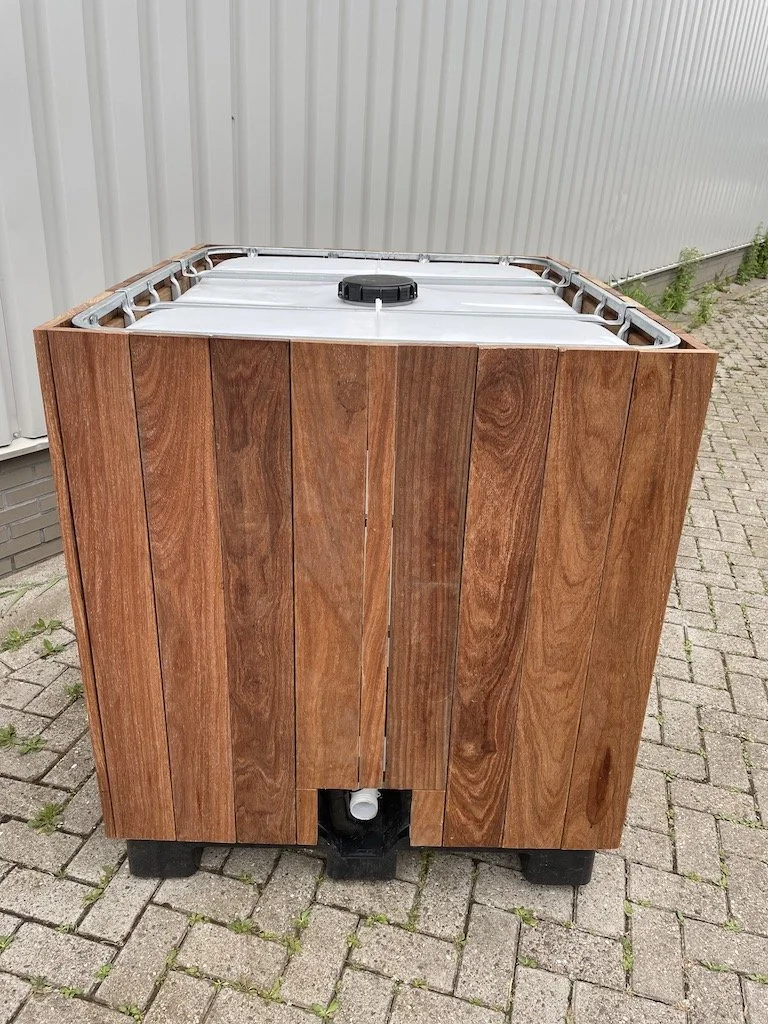 Een 1000 liter ibc vat ombouwen tot een grote regenton