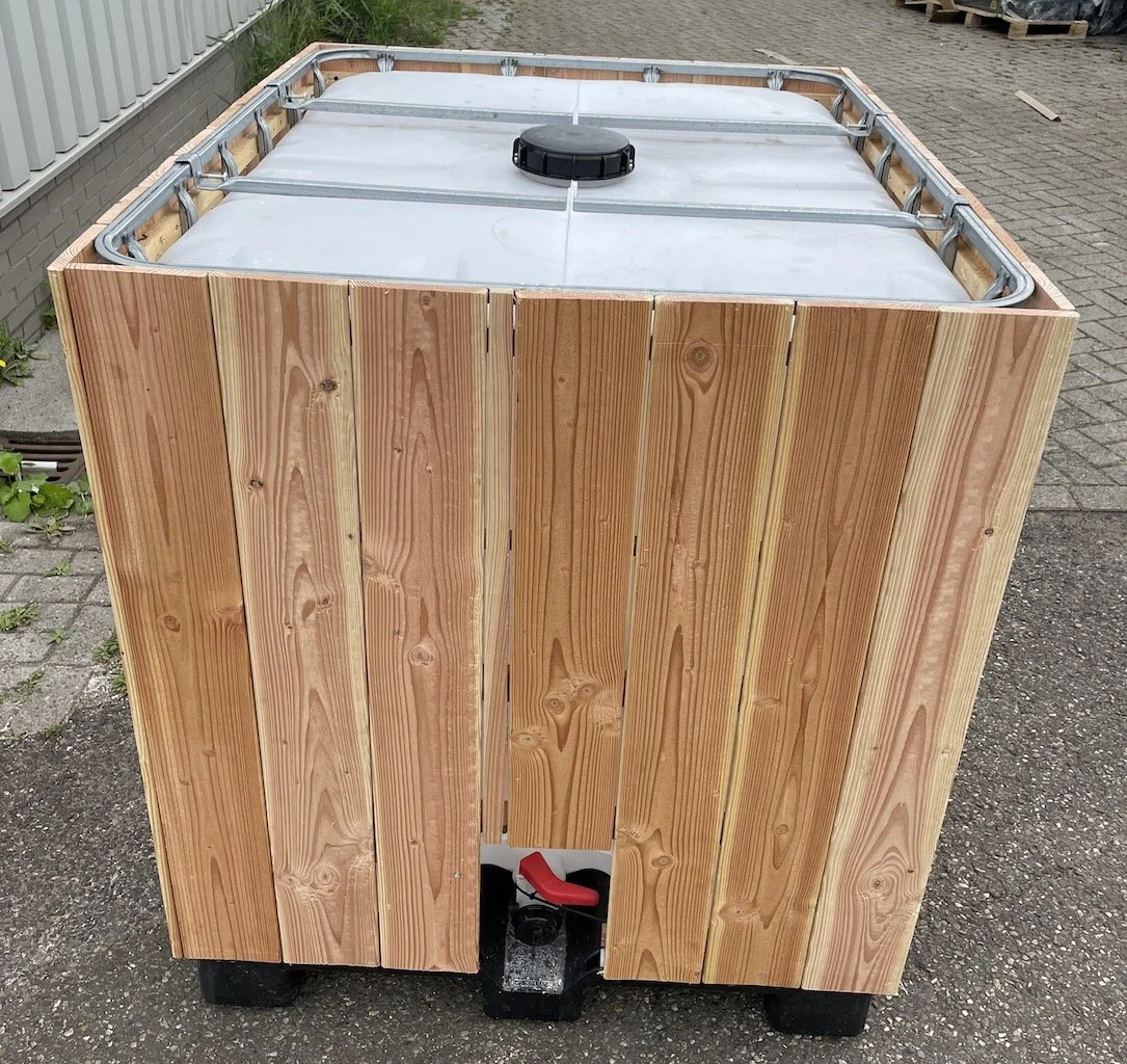 Een 1000 liter ibc vat ombouwen tot een grote regenton