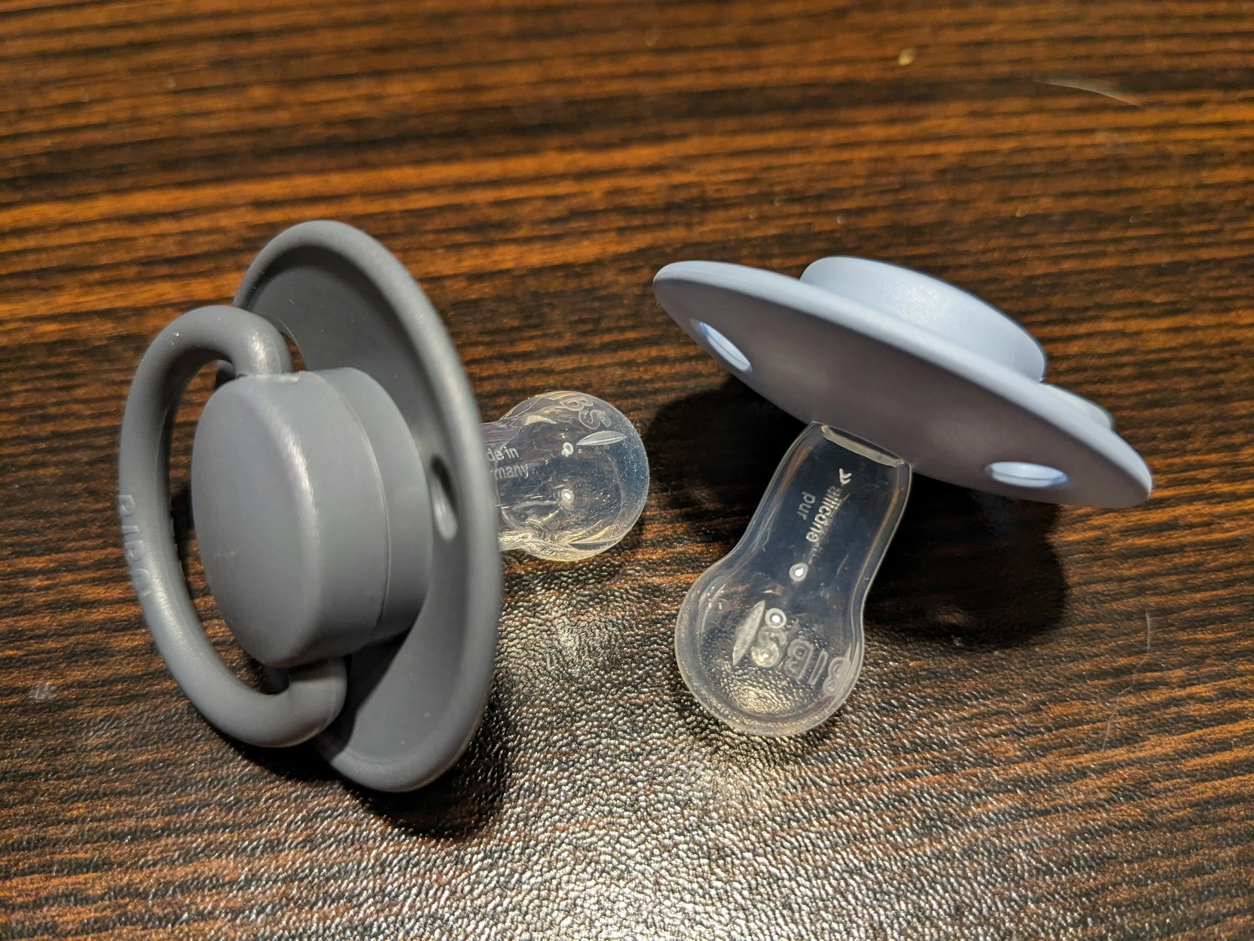 Natural Rubber Latex vs. Silicone Pacifiers — MissPoppins™