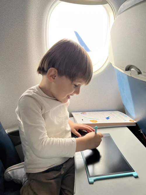 45 TIPS to survive a flight with kids: how to keep them busy and happy ...