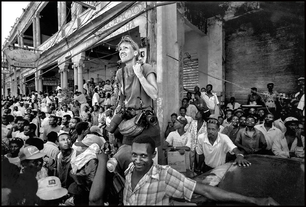 Bio — Carol Guzy - photojournalist