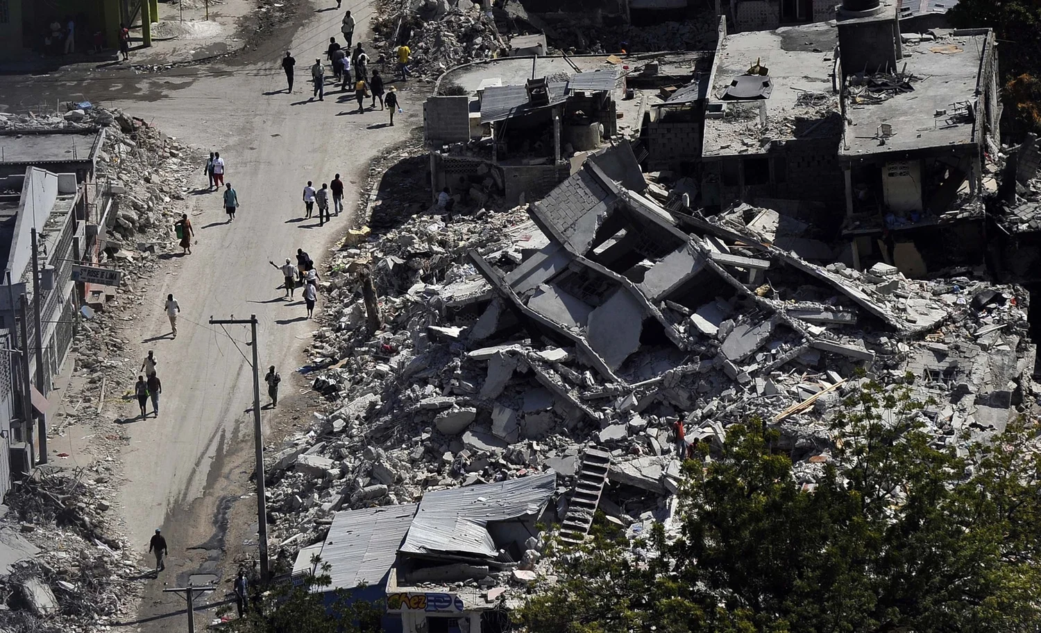 2010 — Haiti's Earthquake — Carol Guzy - photojournalist