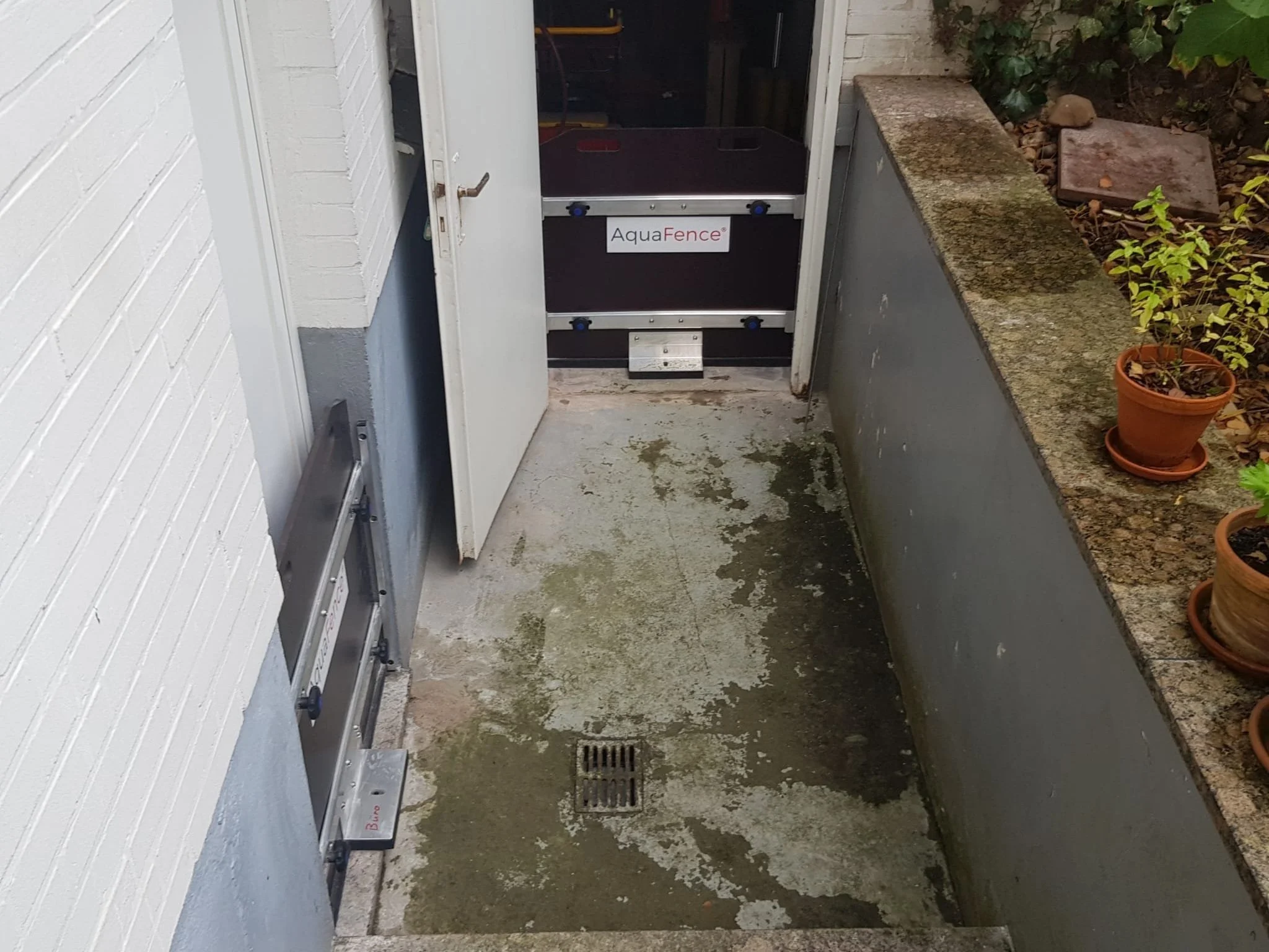 A flood barrier made to measure. Quick installation with industrial ...