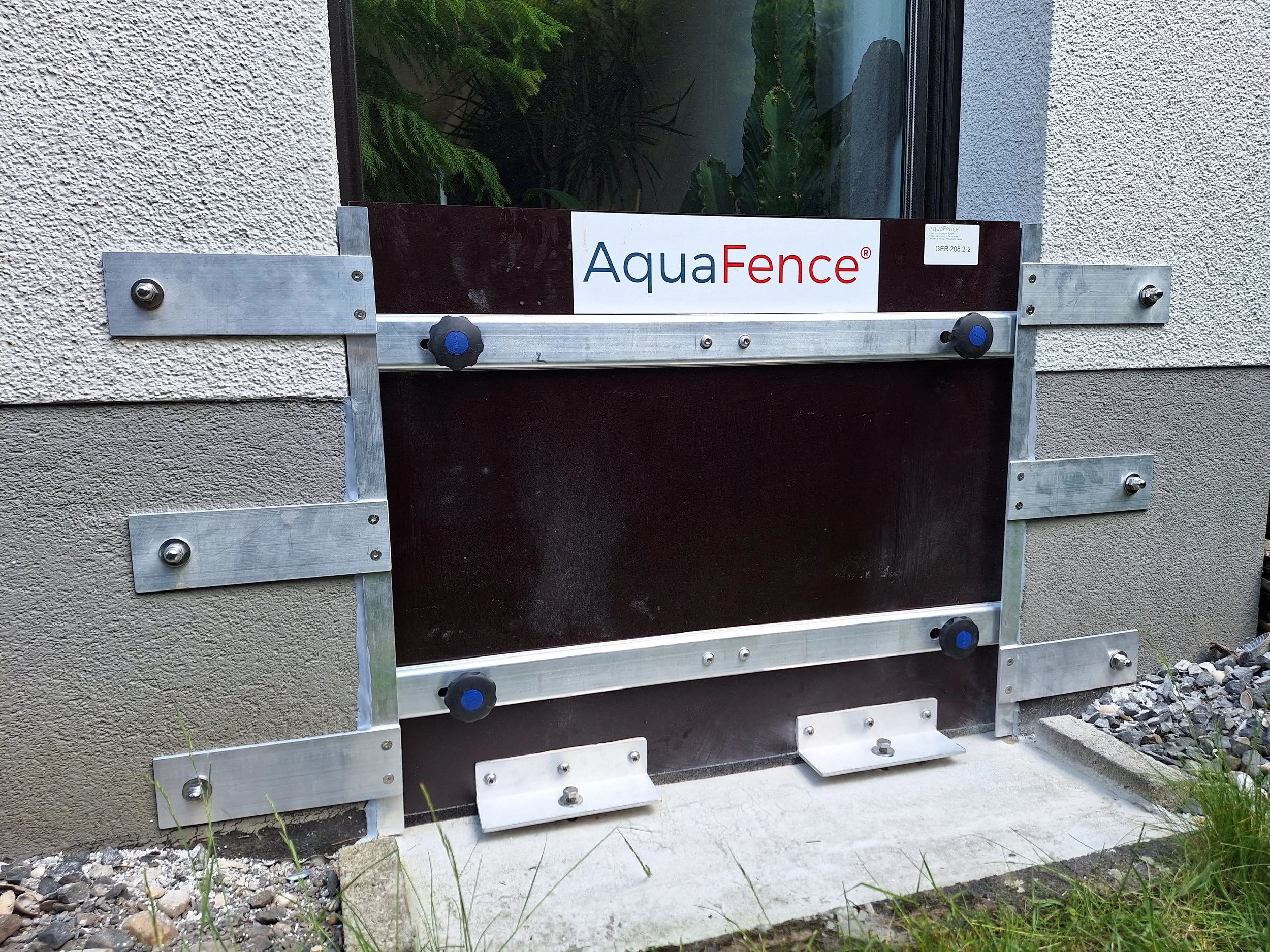 A flood barrier made to measure. Quick installation with industrial ...