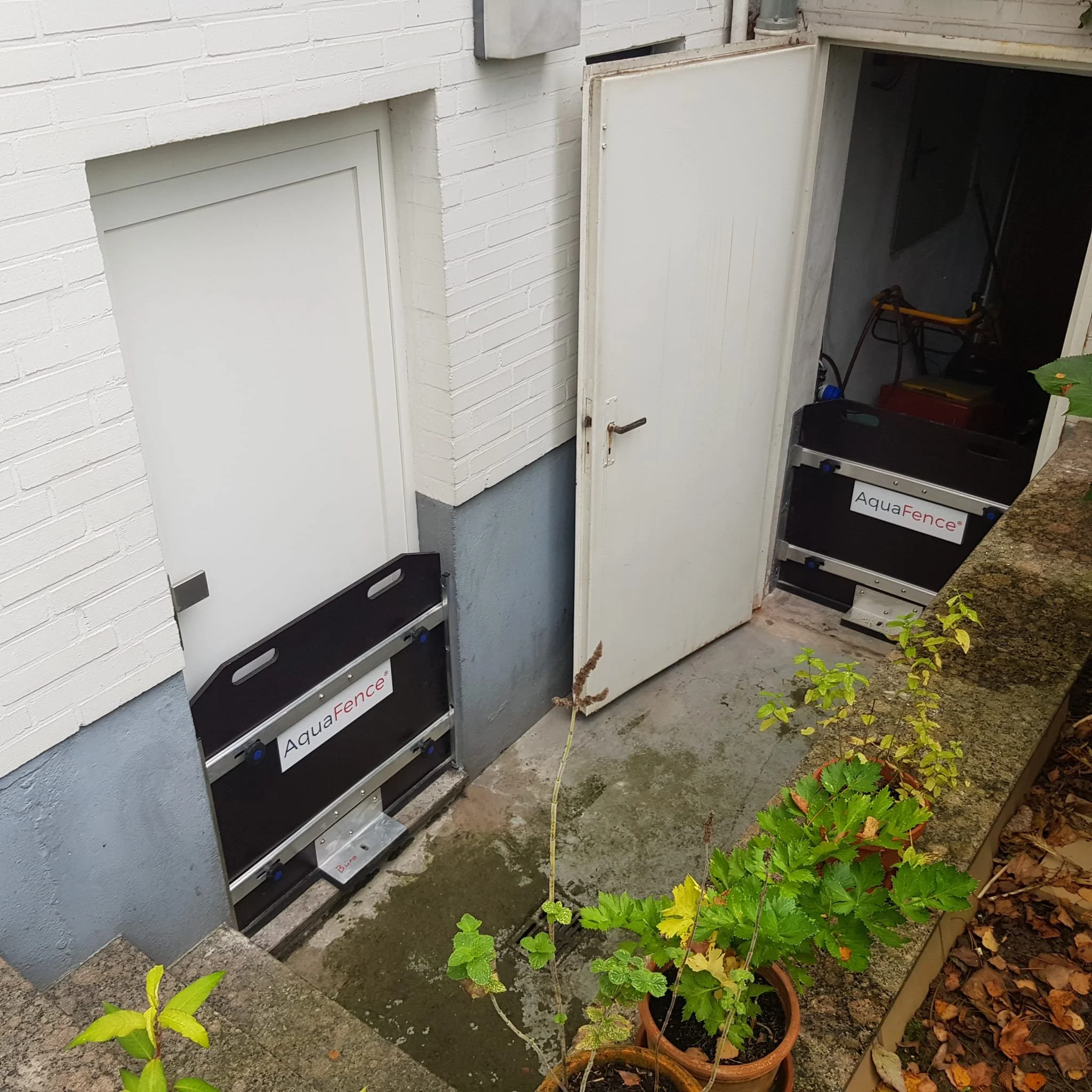 A flood barrier made to measure. Quick installation with industrial ...