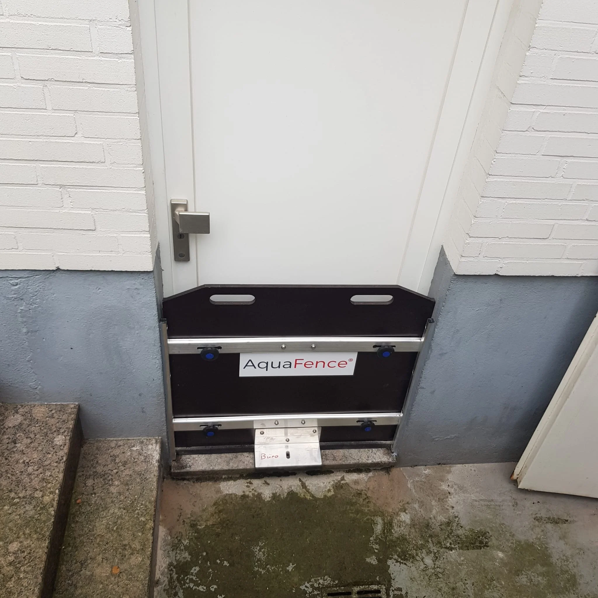 A flood barrier made to measure. Quick installation with industrial ...