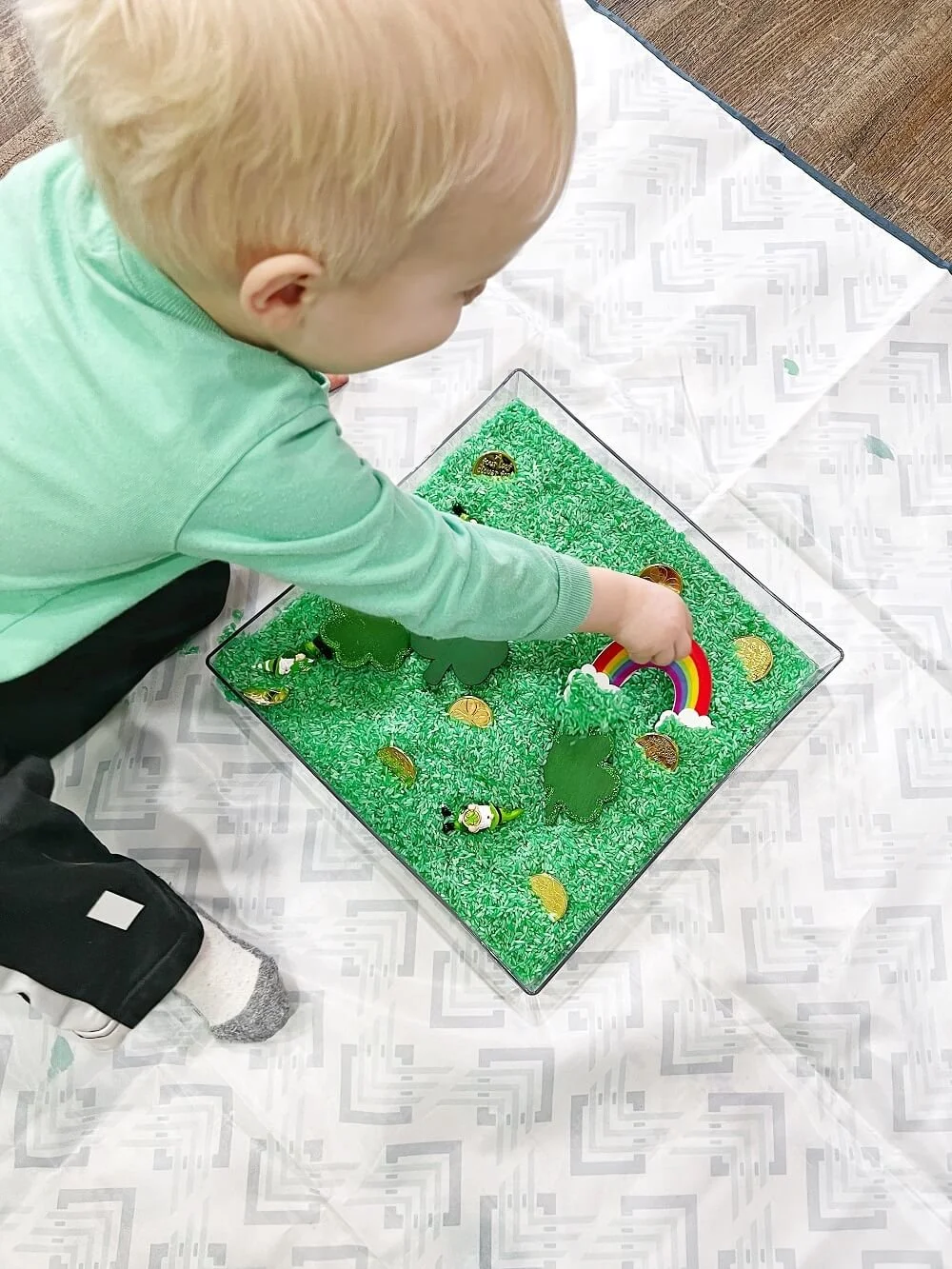 Taste-Safe St. Patrick's Day Sensory Bin for Toddlers - How to Make One ...