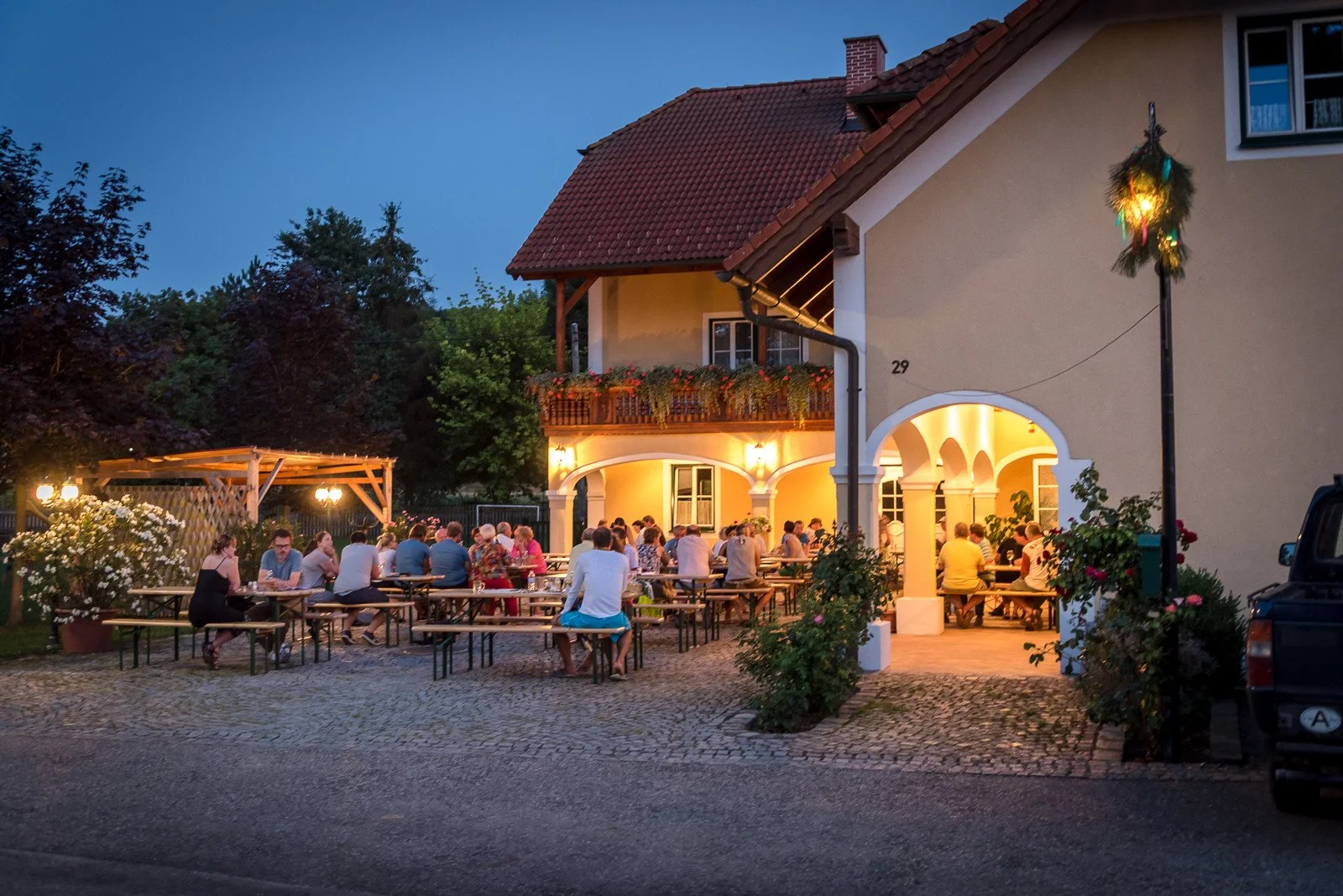 Heuriger — Arkadenhof Willach