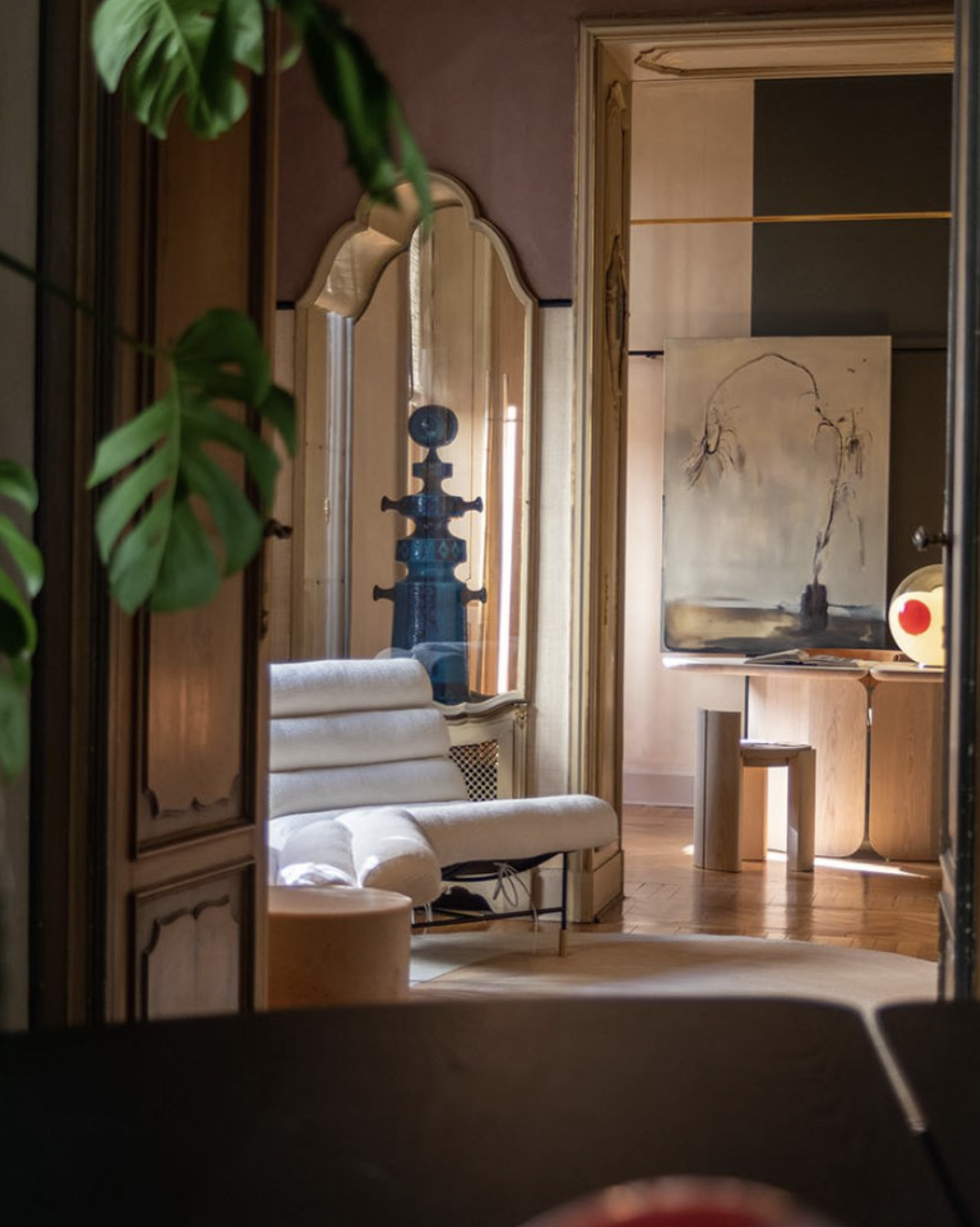 Moebel - European Furniture and Lighting