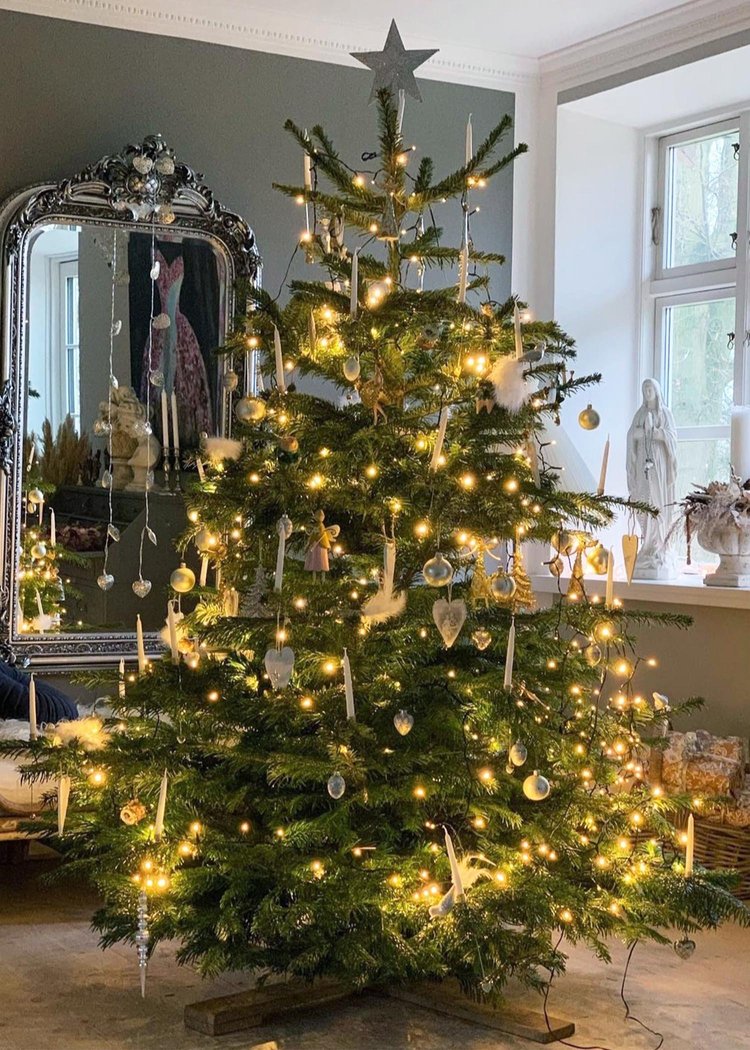 24. december: Juletræet med al sin pynt — Jeanne d'Arc Living