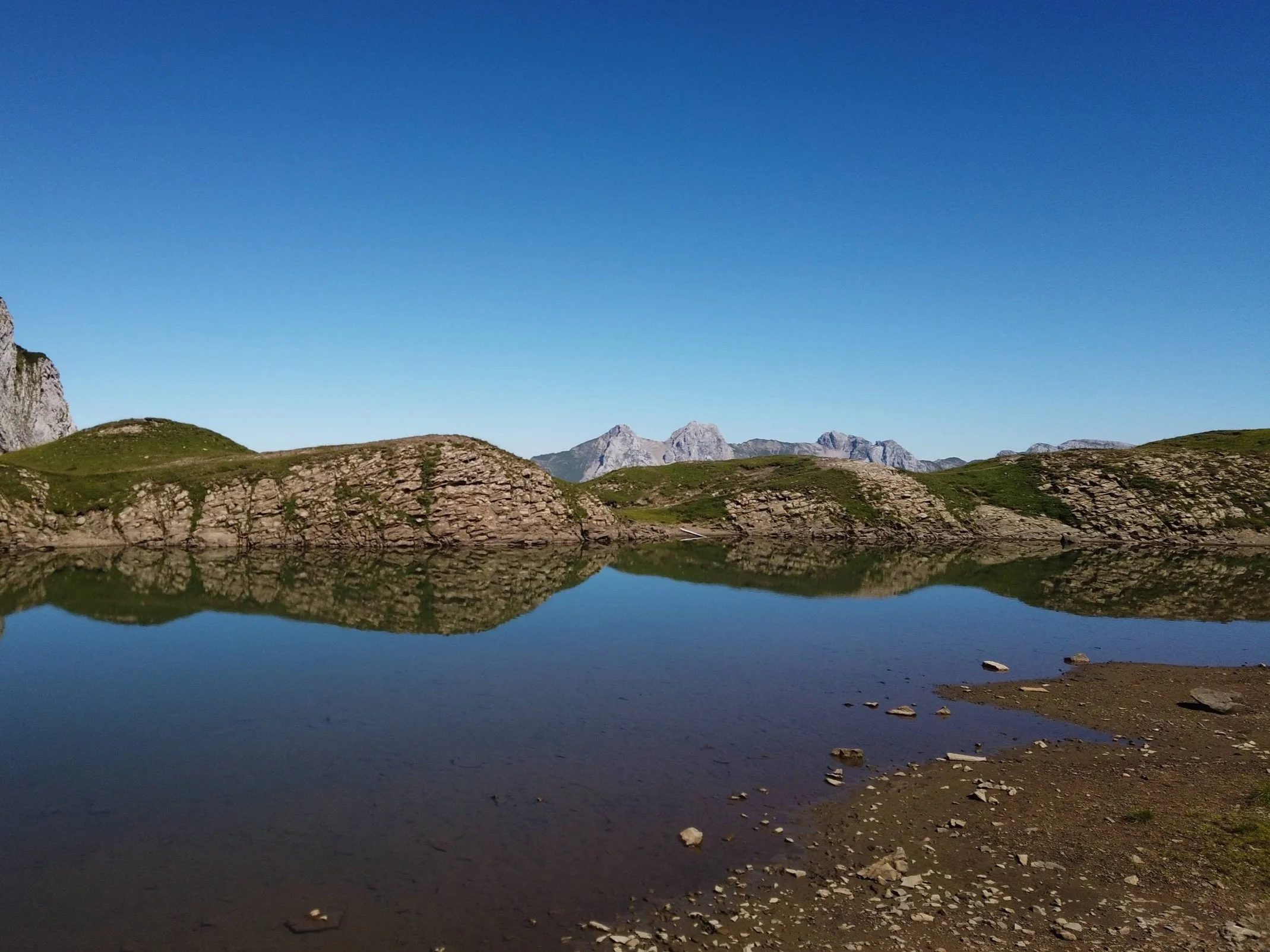 Randonnée pédestre guidée au Lac de Tardevant dans la Chaîne des Aravis ...