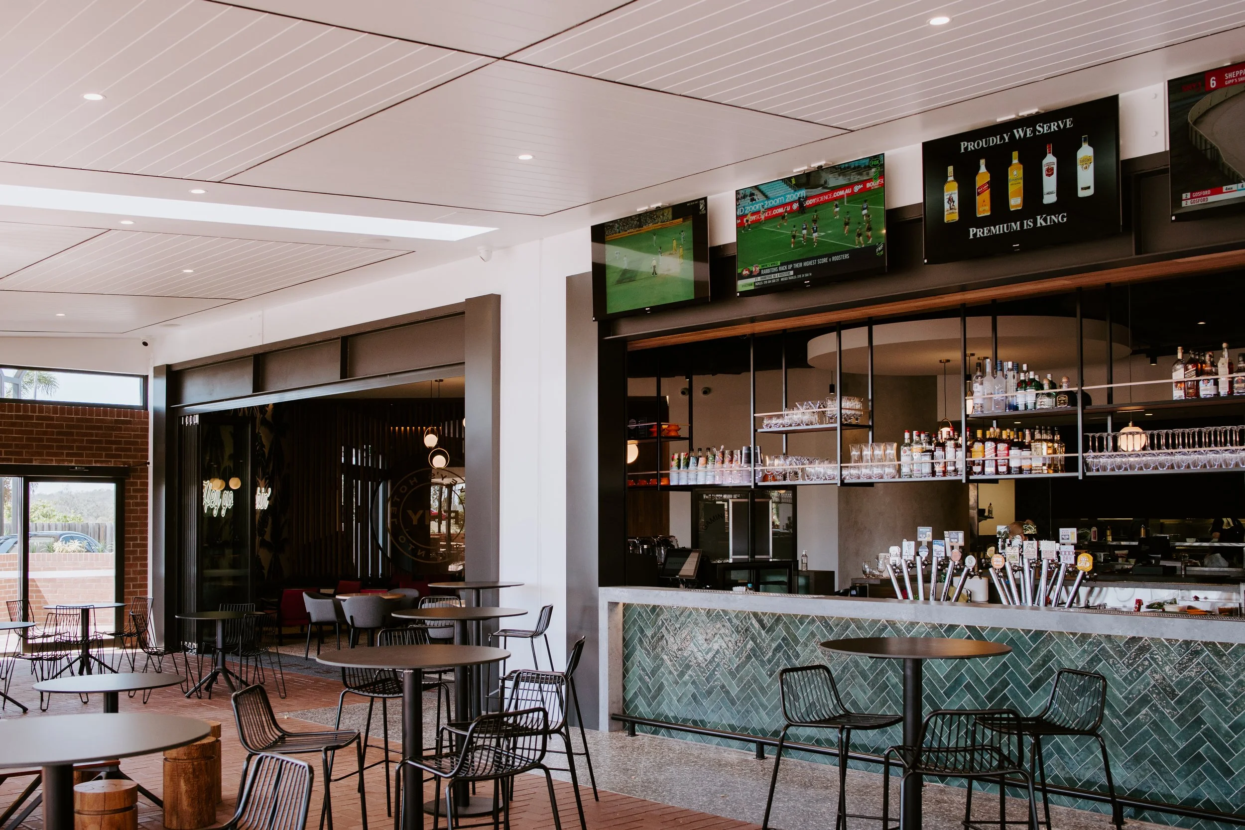 Falvey's Hotel Yamanto | Pub, Nightclub, Gaming & Beer Garden in Ipswich