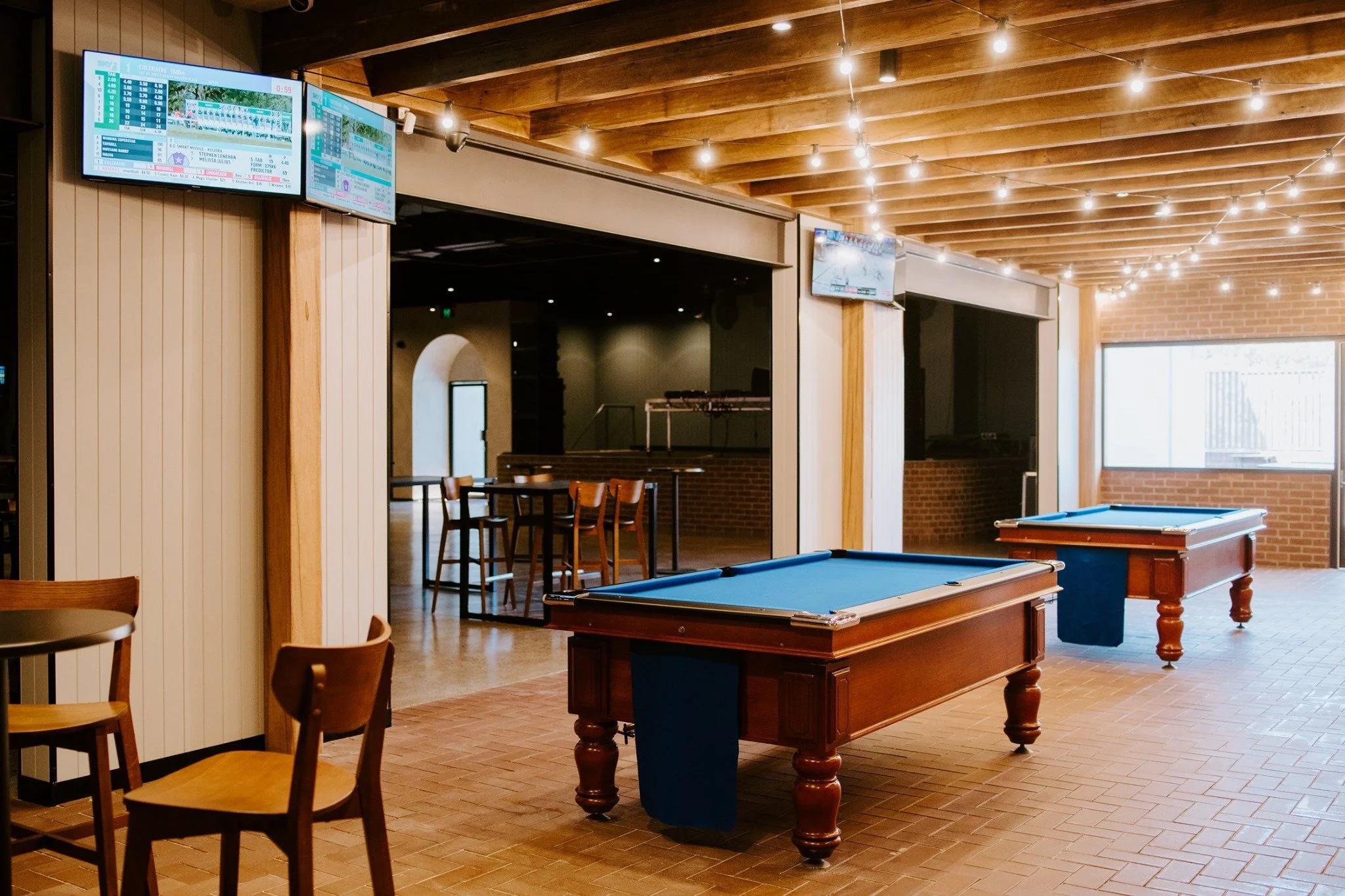 Falvey's Hotel Yamanto | Pub, Nightclub, Gaming & Beer Garden in Ipswich