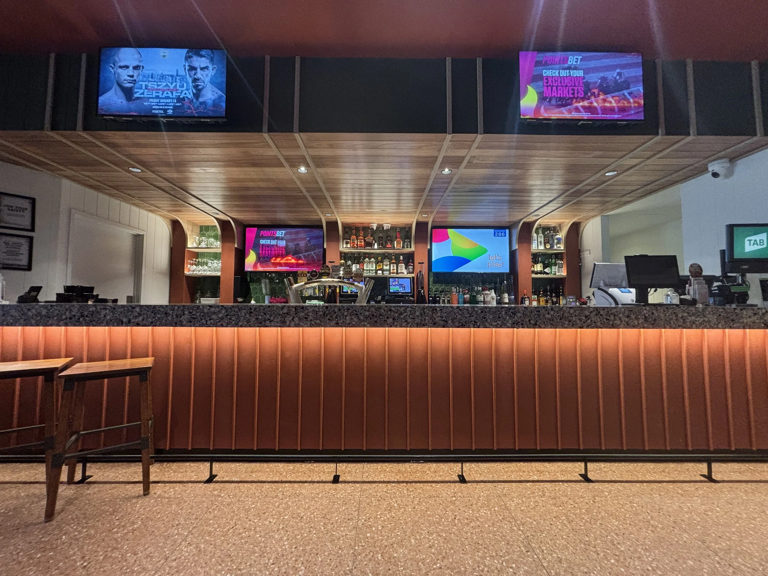 FALVEY'S BACK BAR — Falvey's Hotel Yamanto | Pub, Nightclub, Gaming ...