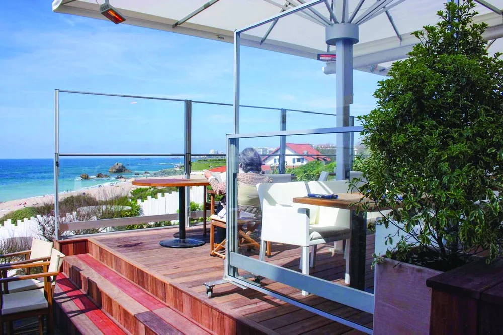 Adjustable Height Glass Windscreen - Glass Walls and Doors Ltd