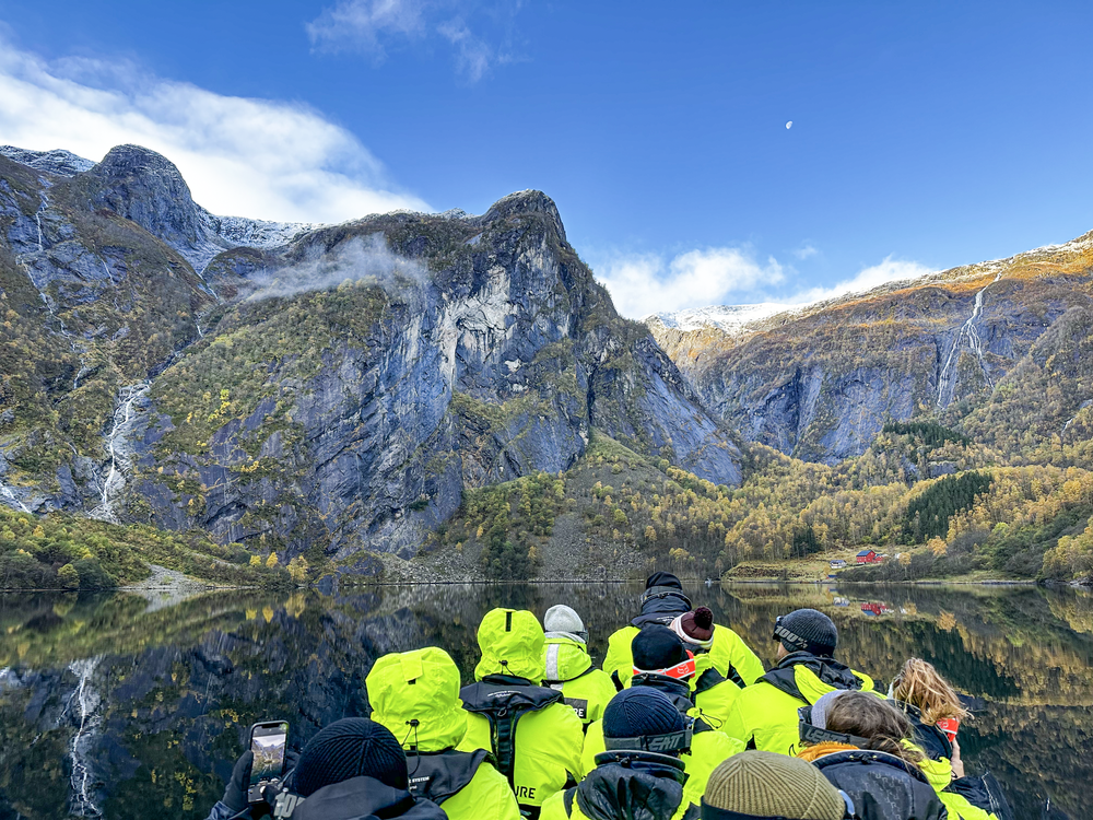 Contact 3 — Vik Adventure